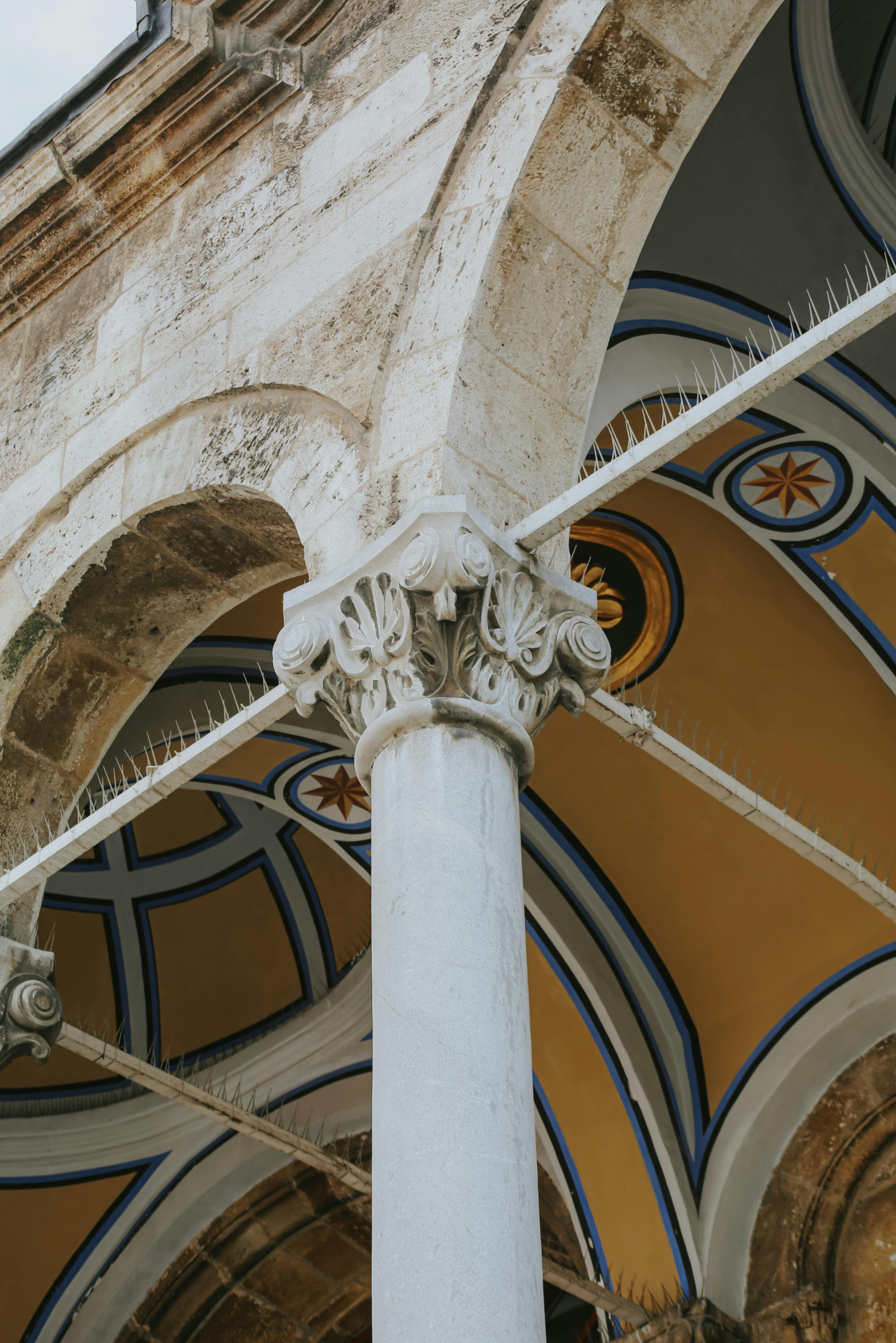 Ornate Architectural Column and Archway Detail · Free Stock Photo