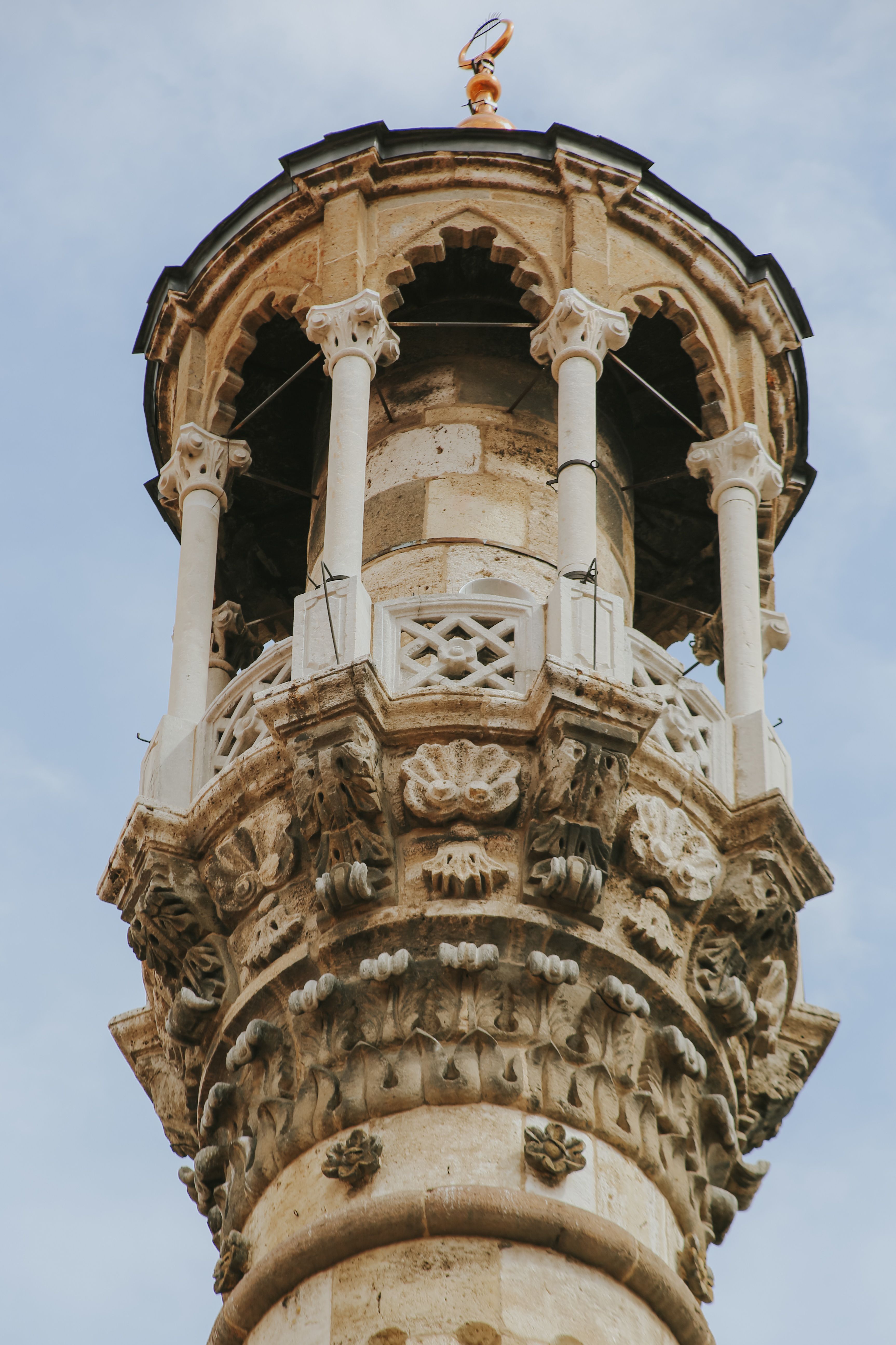 Detalle Arquitectónico Intrincado Del Minarete Histórico · Foto de ...