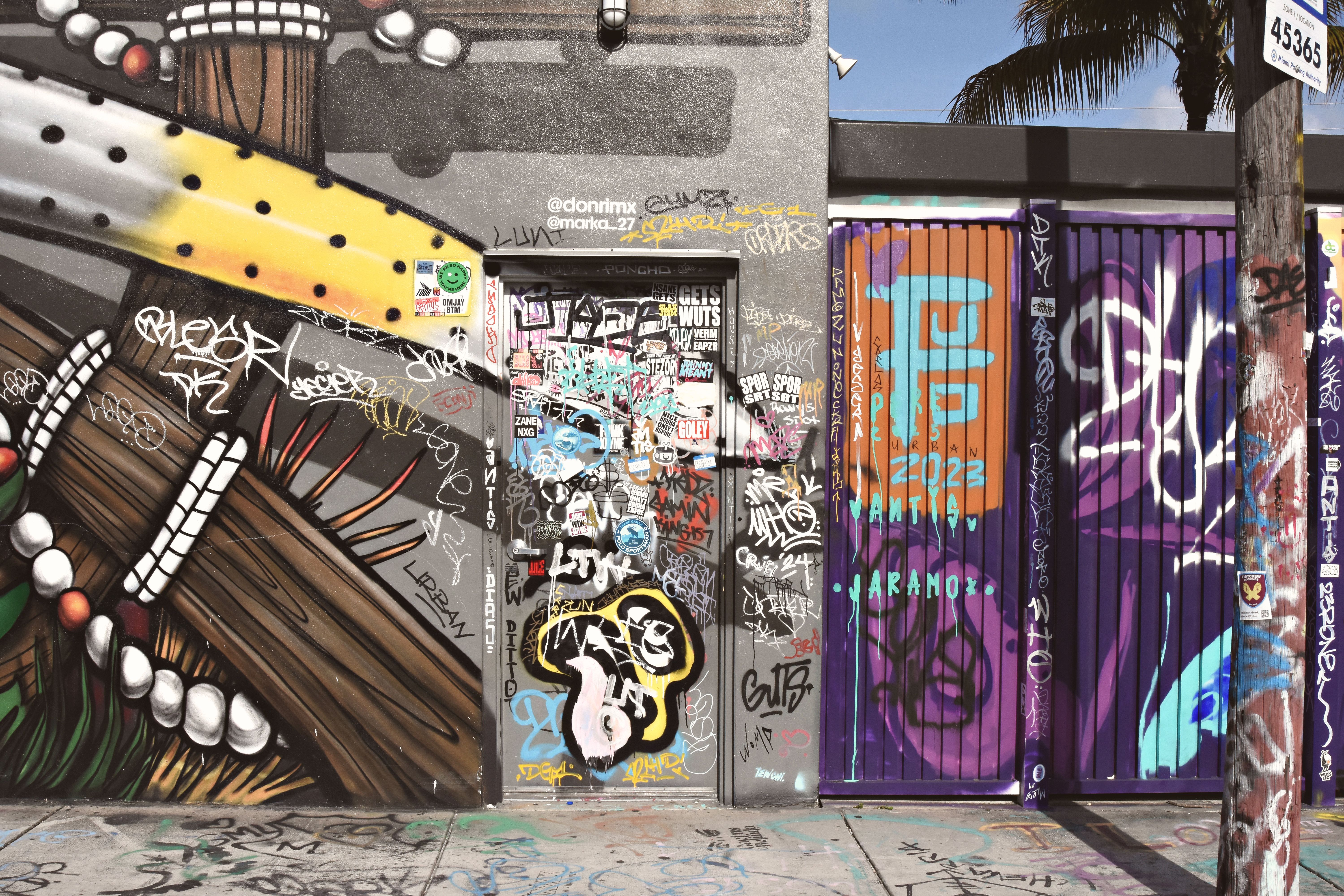 Vibrant Urban Street Art Alley in the USA · Free Stock Photo