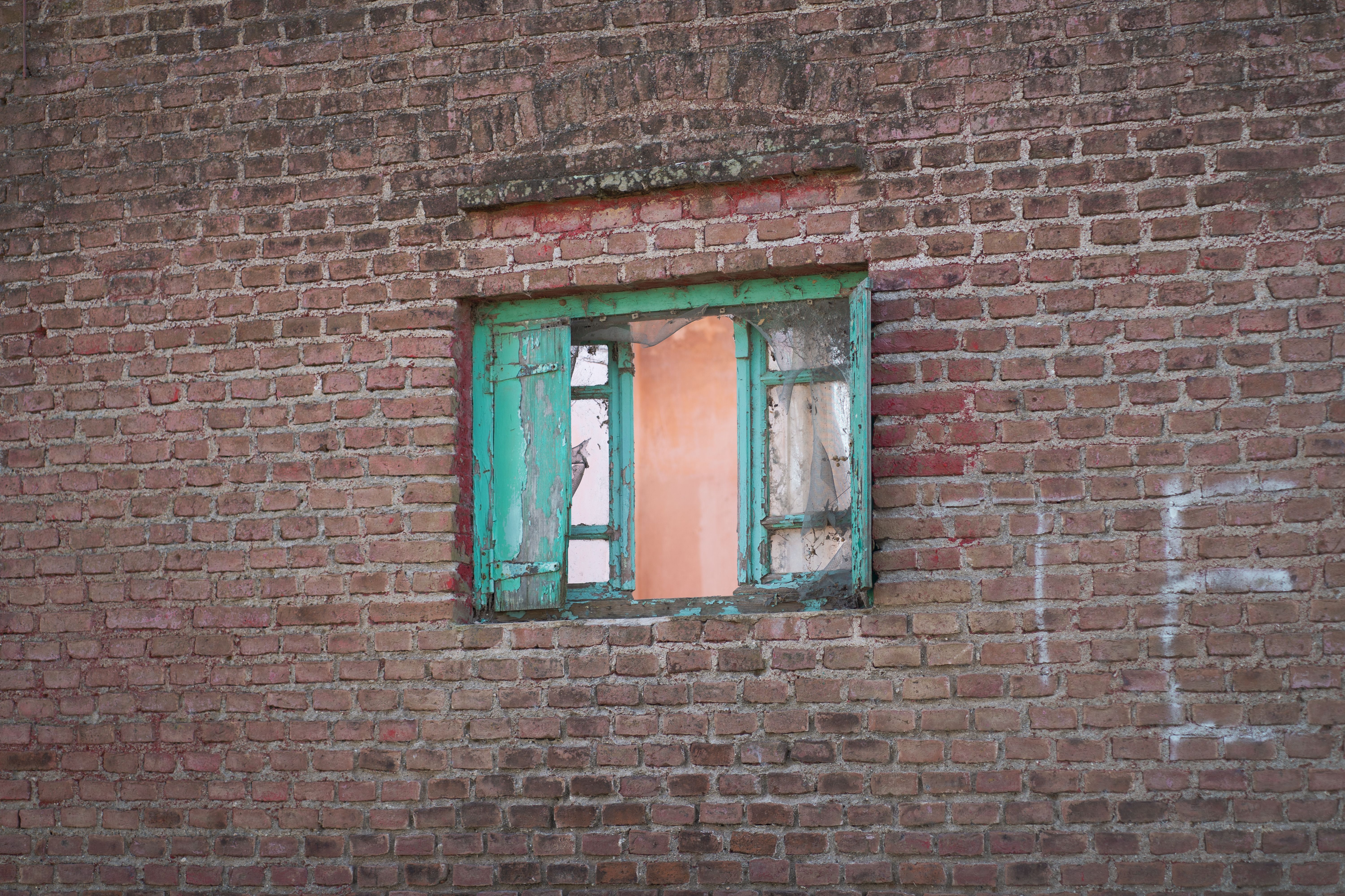 Muro De Ladrillo Rústico Con Ventana Desgastada En Córdoba · Foto de ...