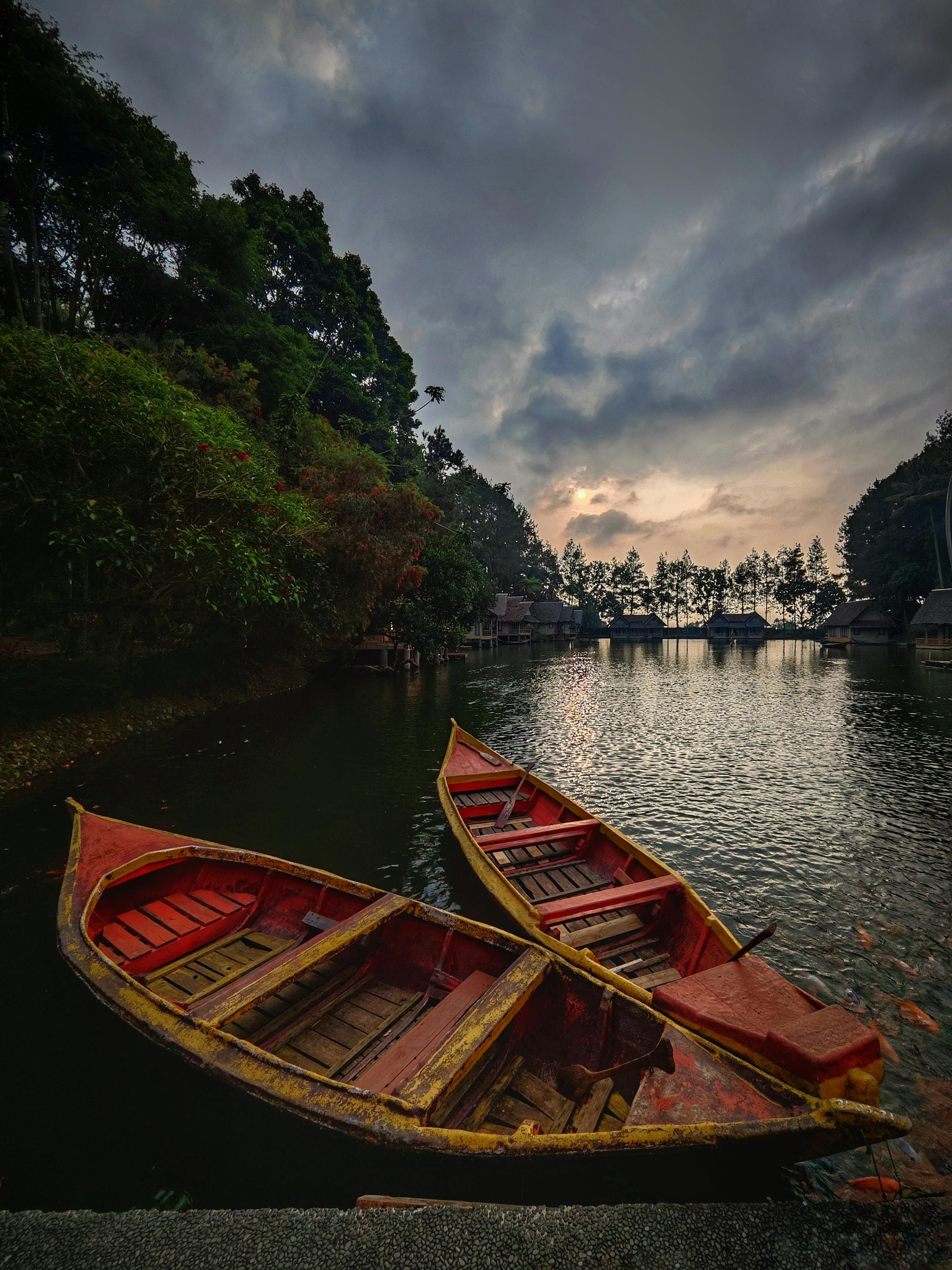 Pemandangan Senja Yang Indah Dengan Perahu Kayu Di Jawa Barat · Foto ...