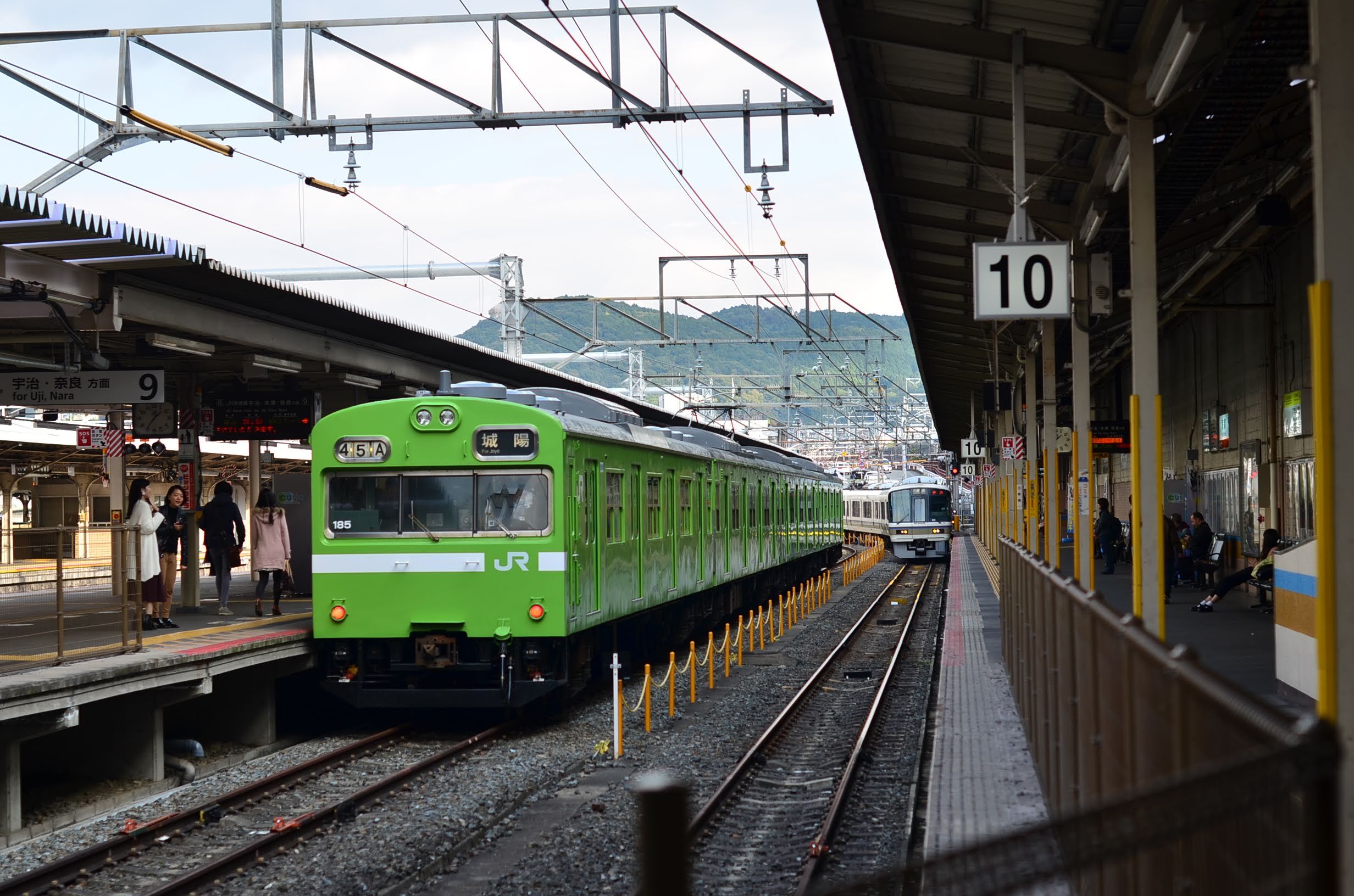 Green JR Train at Kyoto Station Platform · Free Stock Photo
