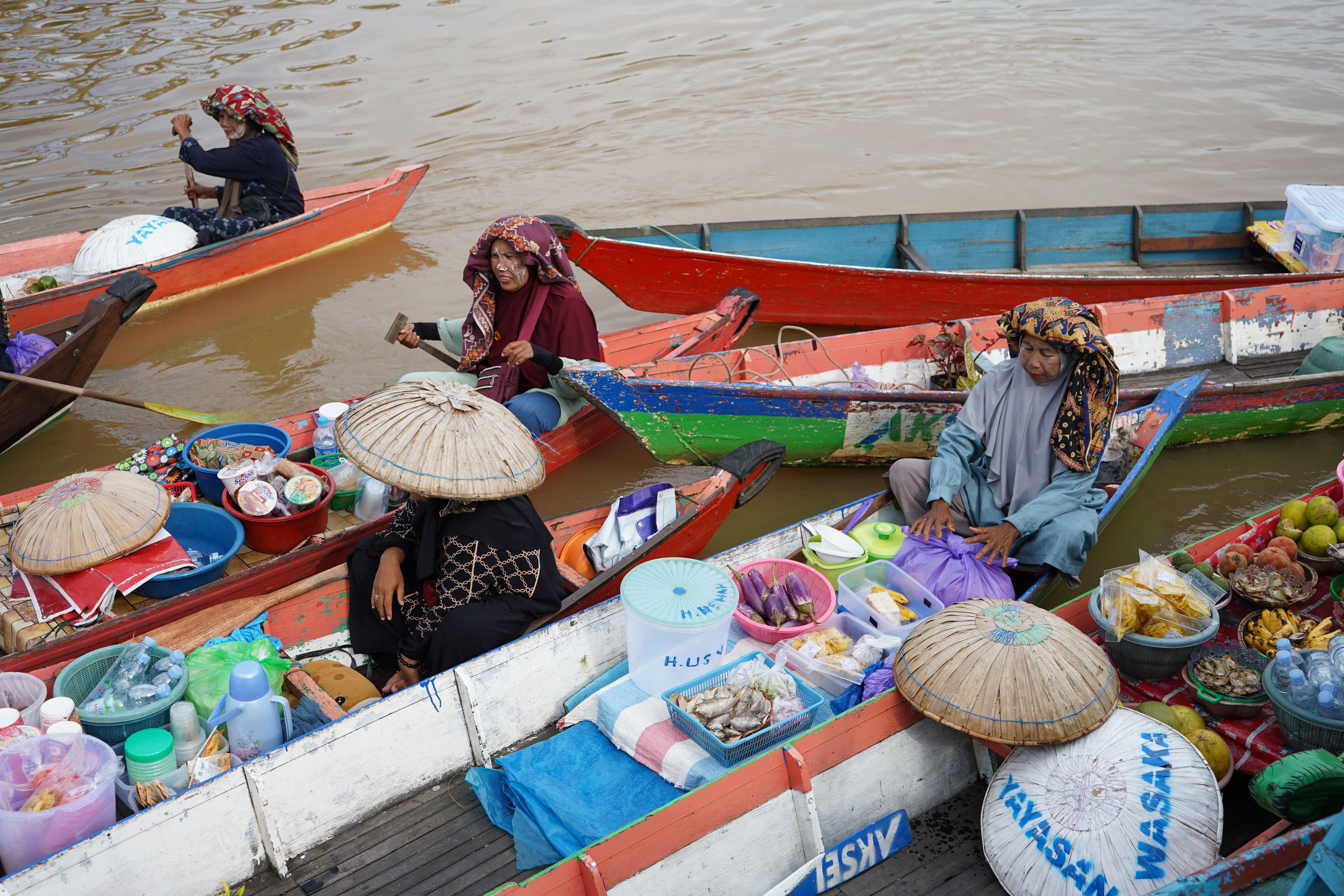 Traditional Floating Market in Southeast Asia · Free Stock Photo
