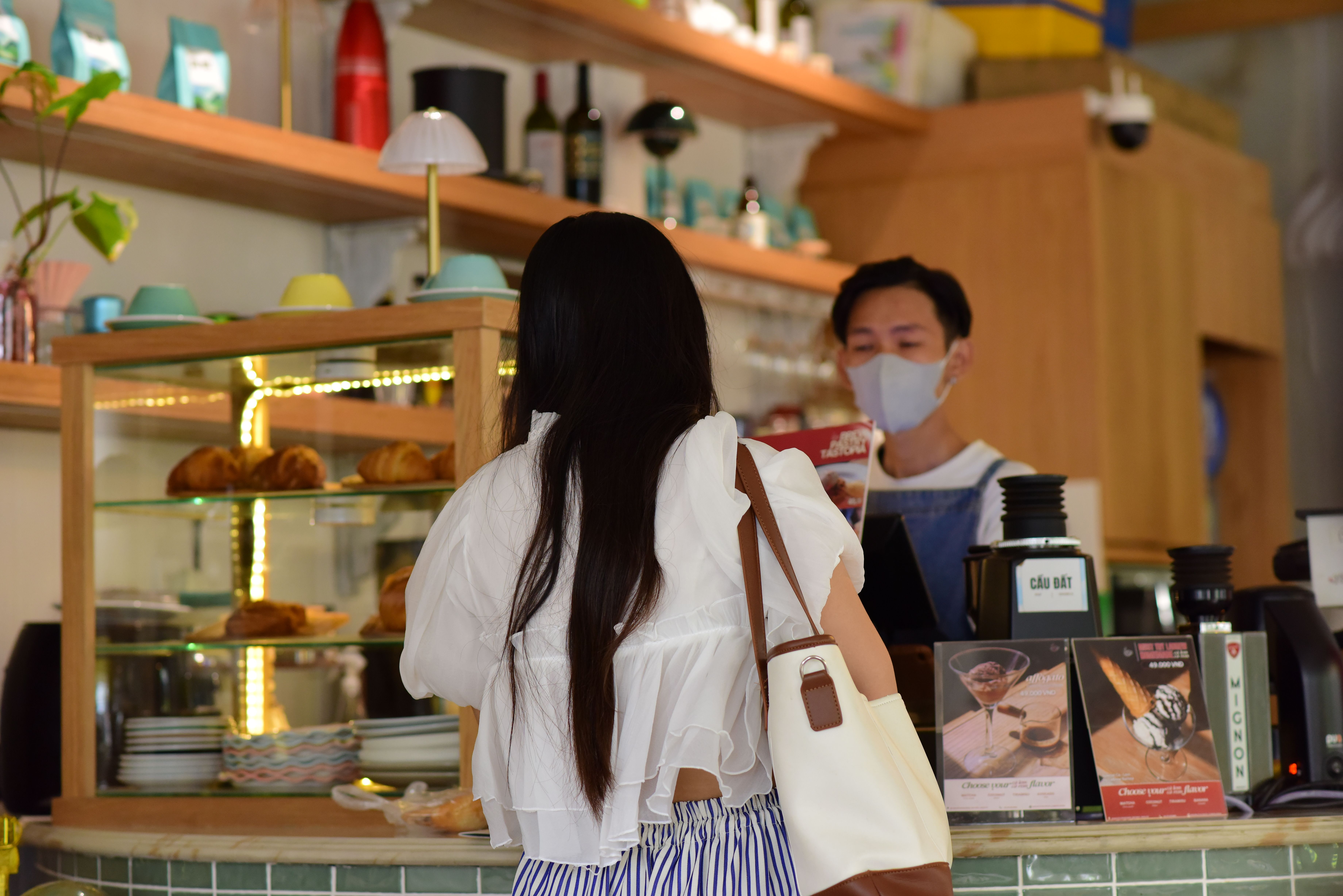 Interacción Informal En Cafetería Con El Cliente Y El Barista · Foto de ...