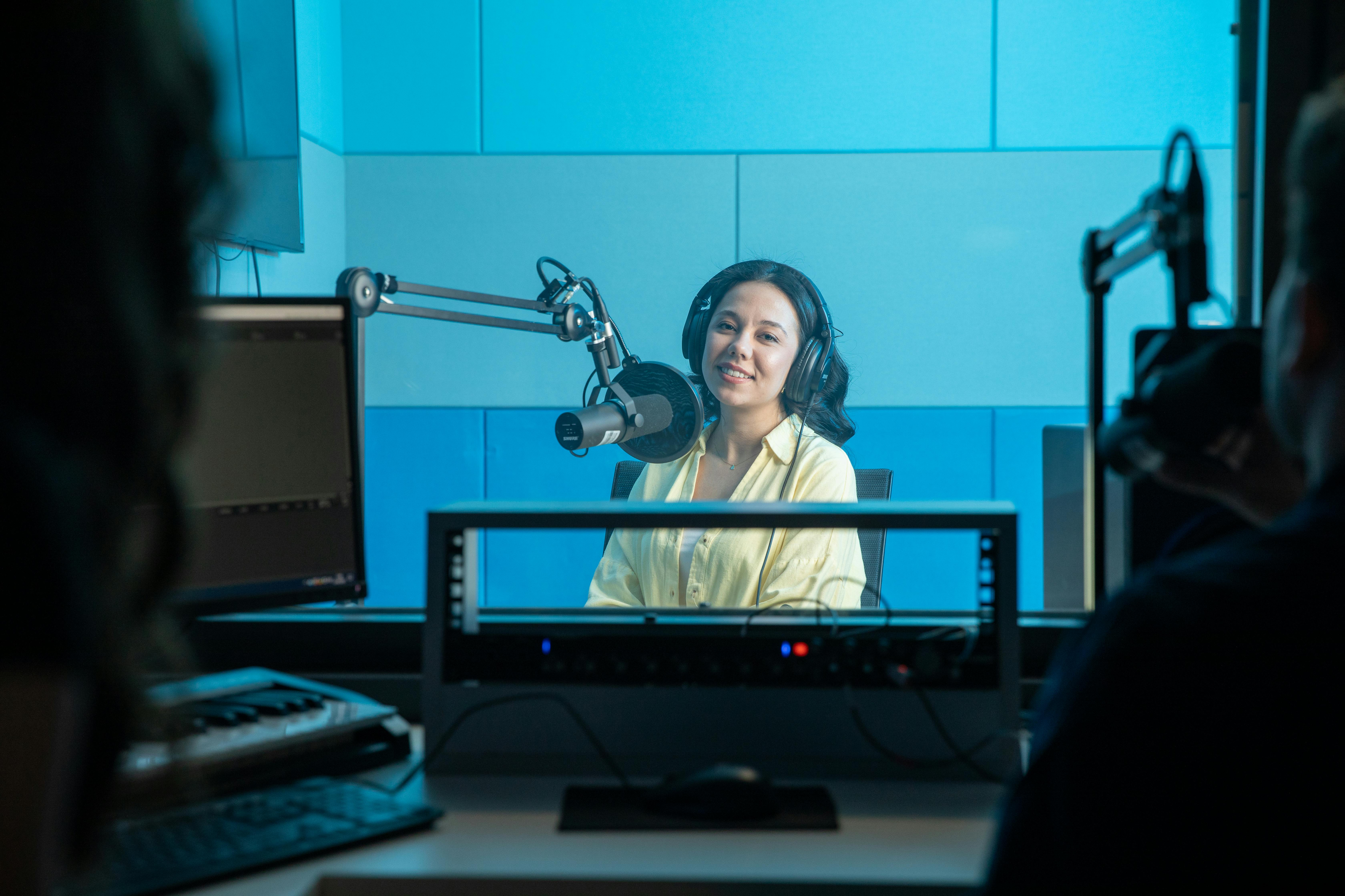 Photo gratuite de #intérieur, à l'antenne, animateur radio, audio ...