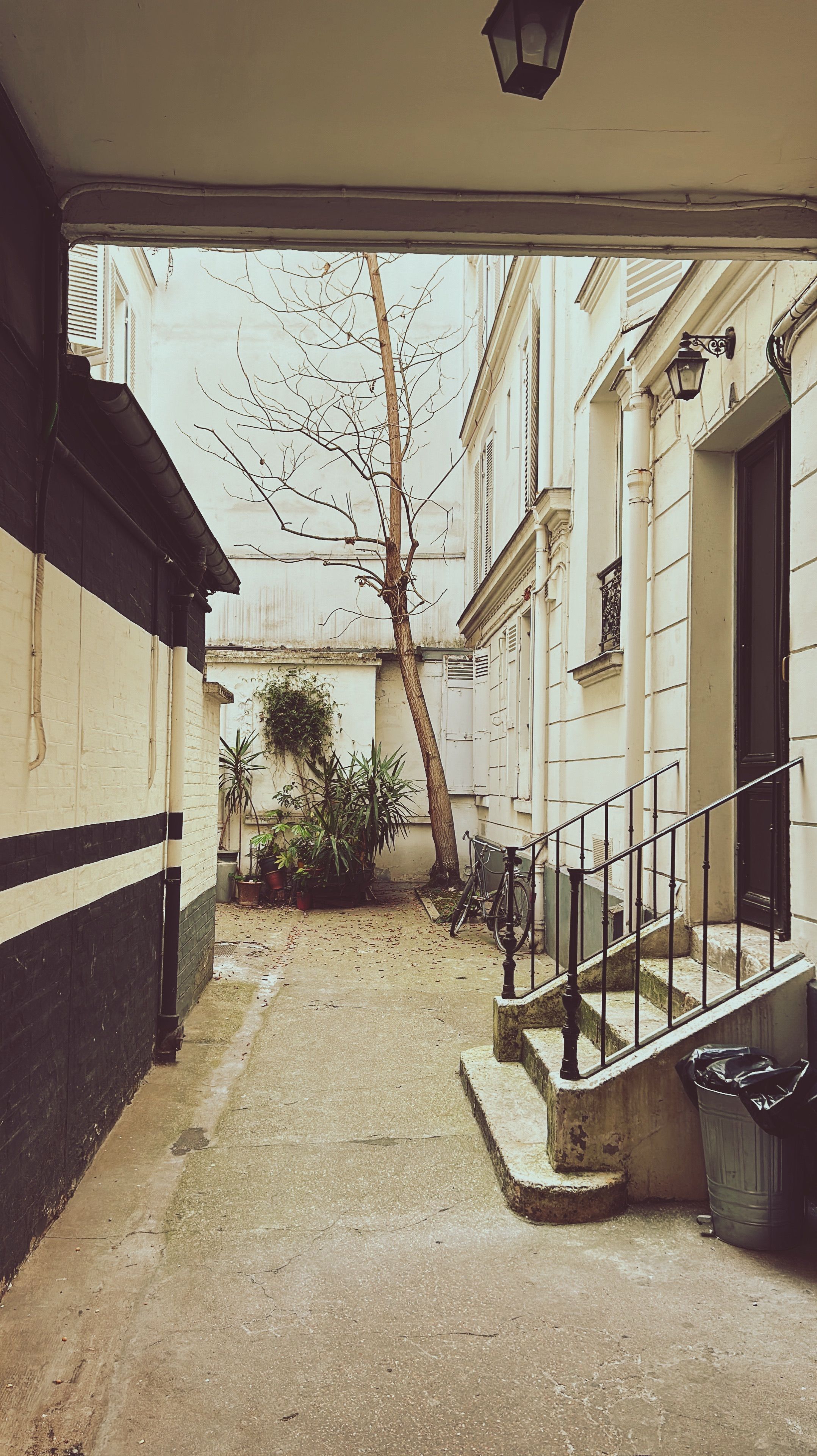 Charming Parisian Courtyard with Classic Architecture · Free Stock Photo
