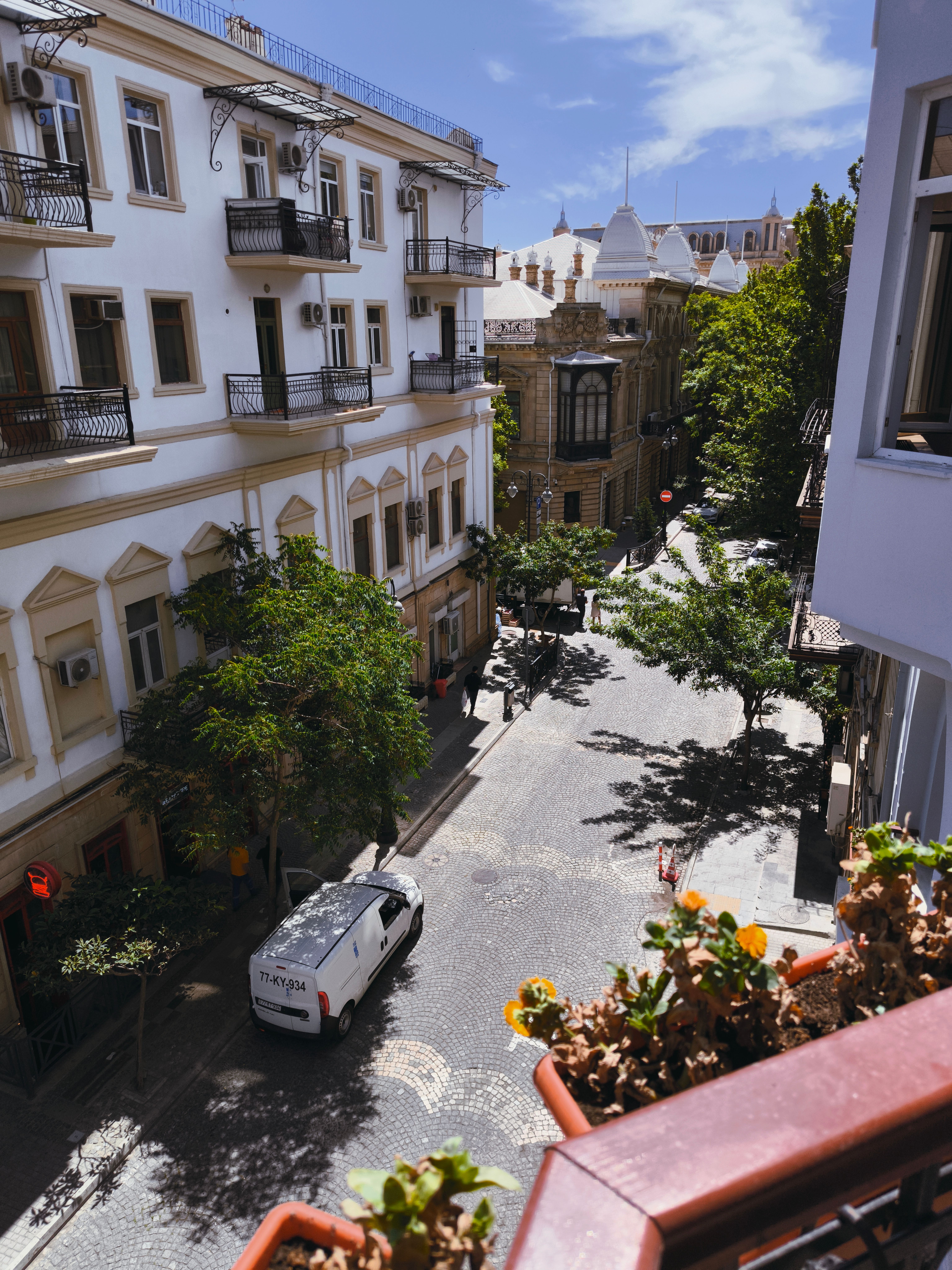 Charming Historic Street in Sunny Cityscape · Free Stock Photo