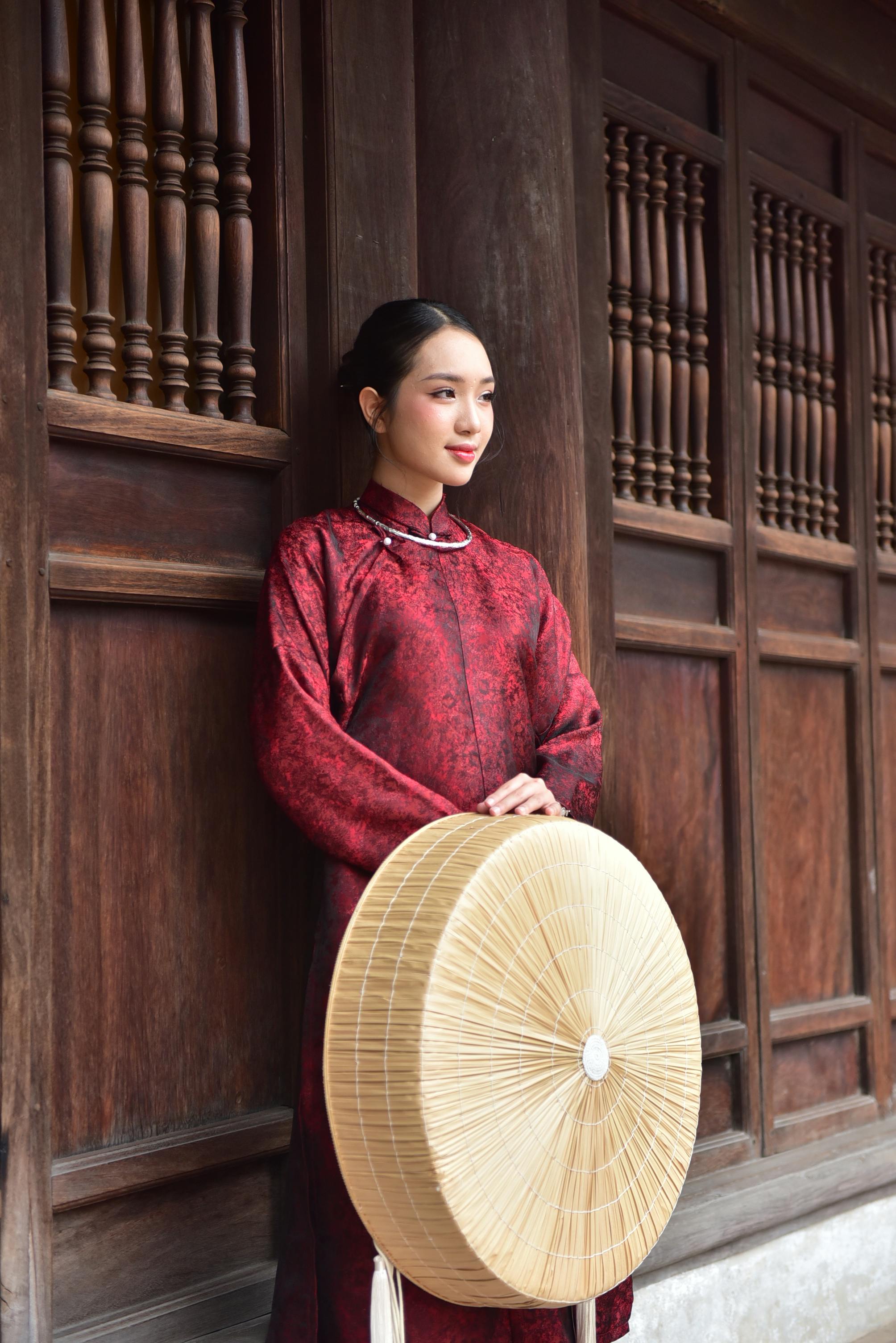 Traditional Asian Woman with Straw Hat Portrait · Free Stock Photo