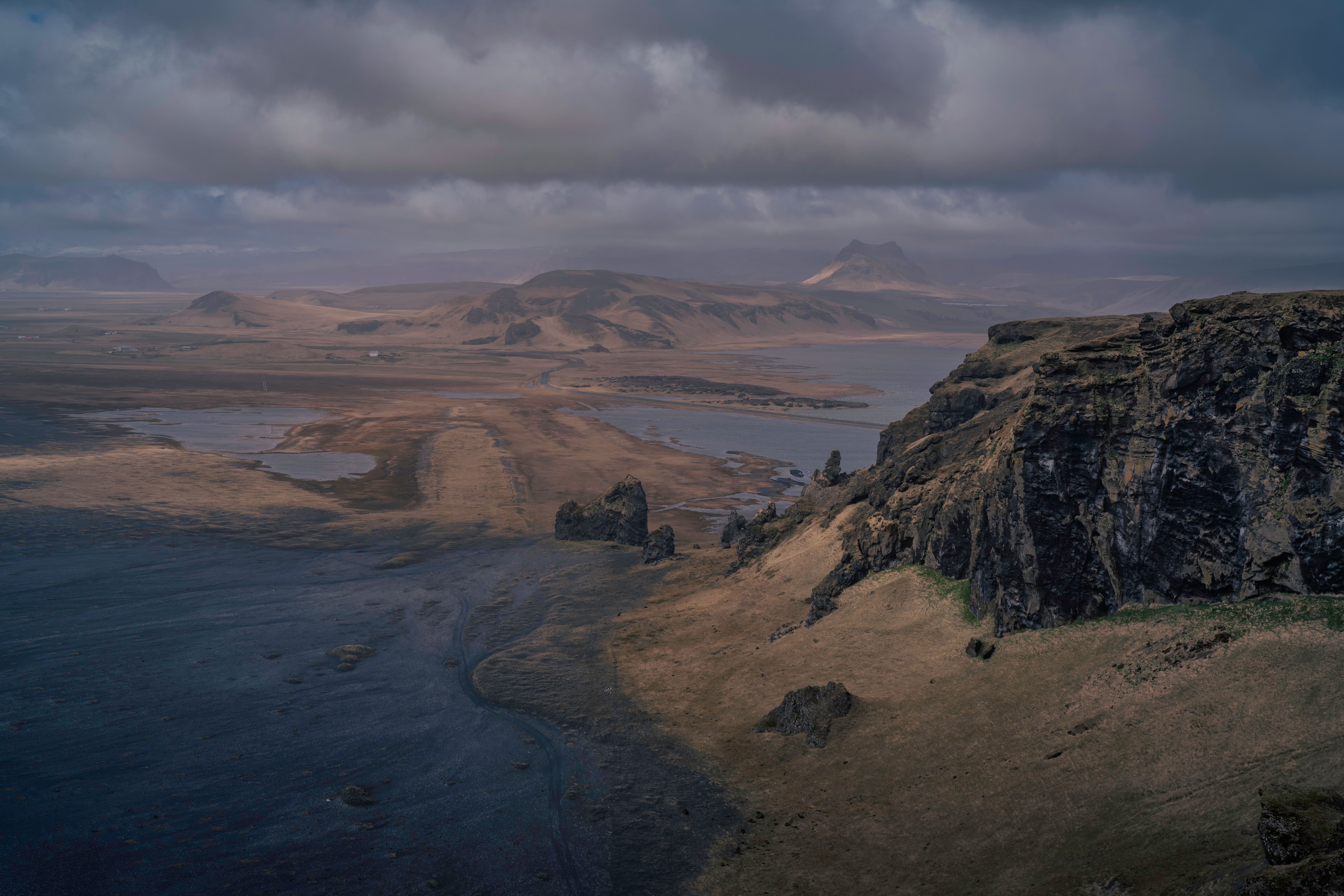 Dramatic Icelandic Landscape with Mountains and Clouds · Free Stock Photo