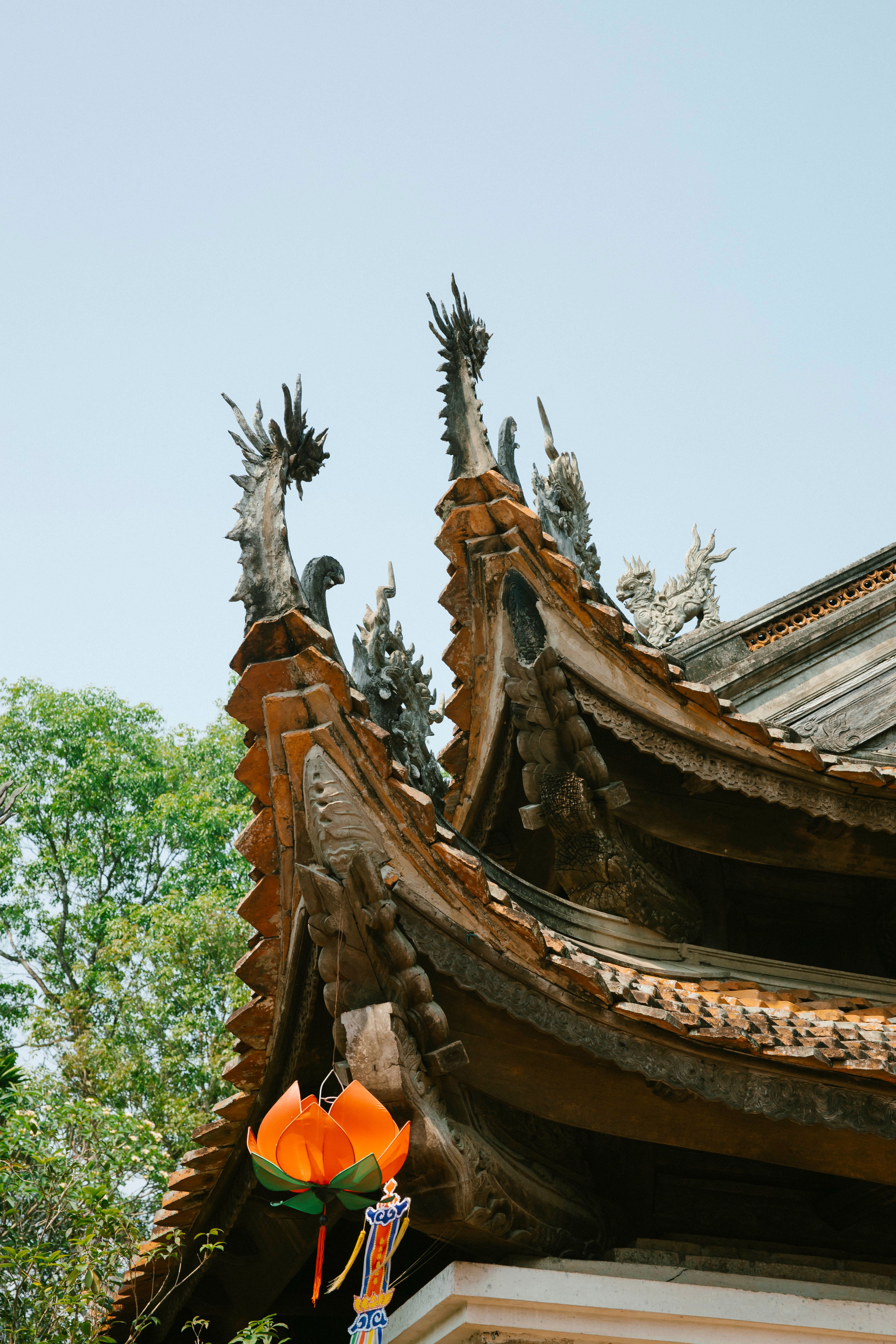 Traditional Asian Temple Roof with Ornate Details · Free Stock Photo