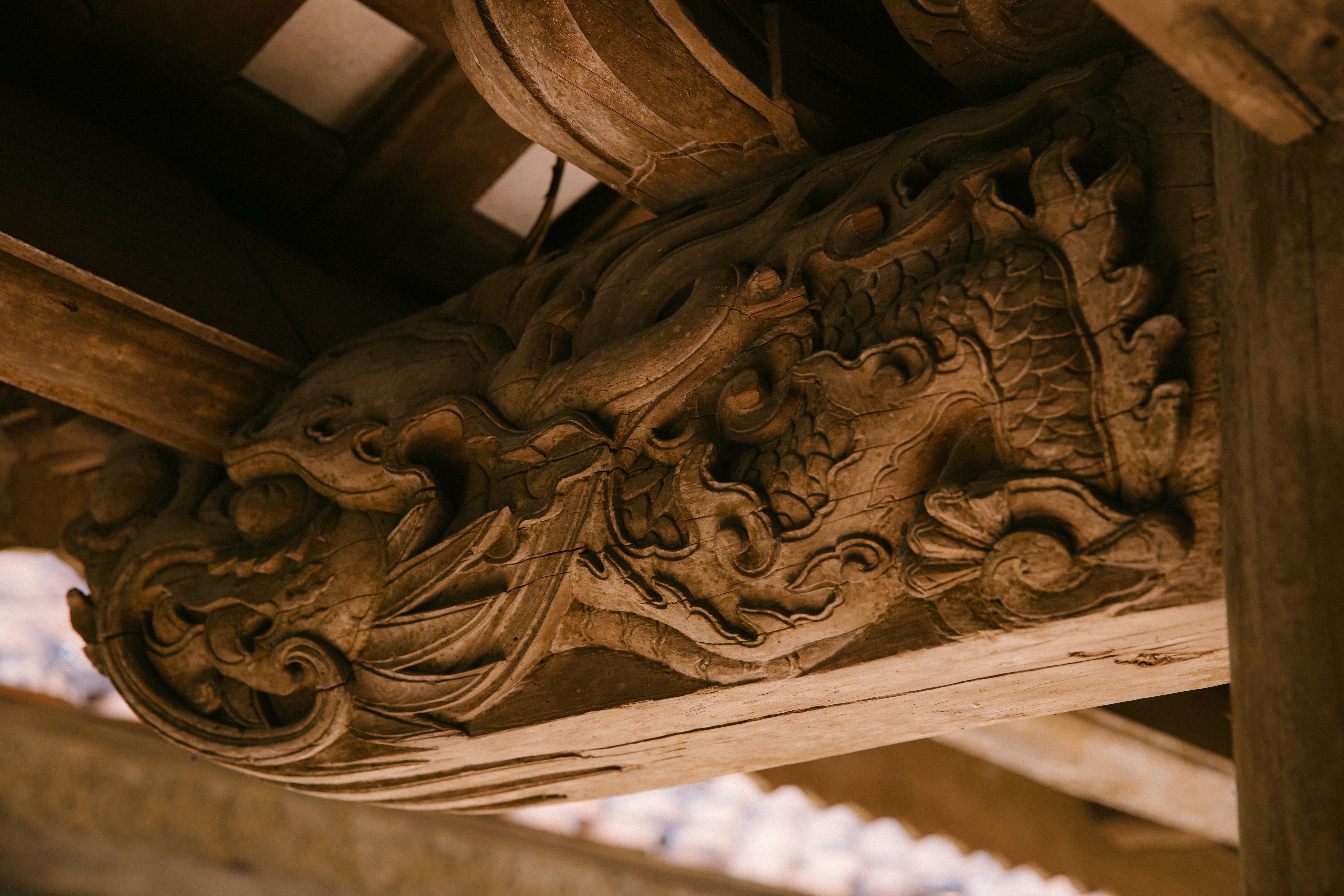 Intrincada Talla De Dragón De Madera Con Estructura Tradicional · Foto ...