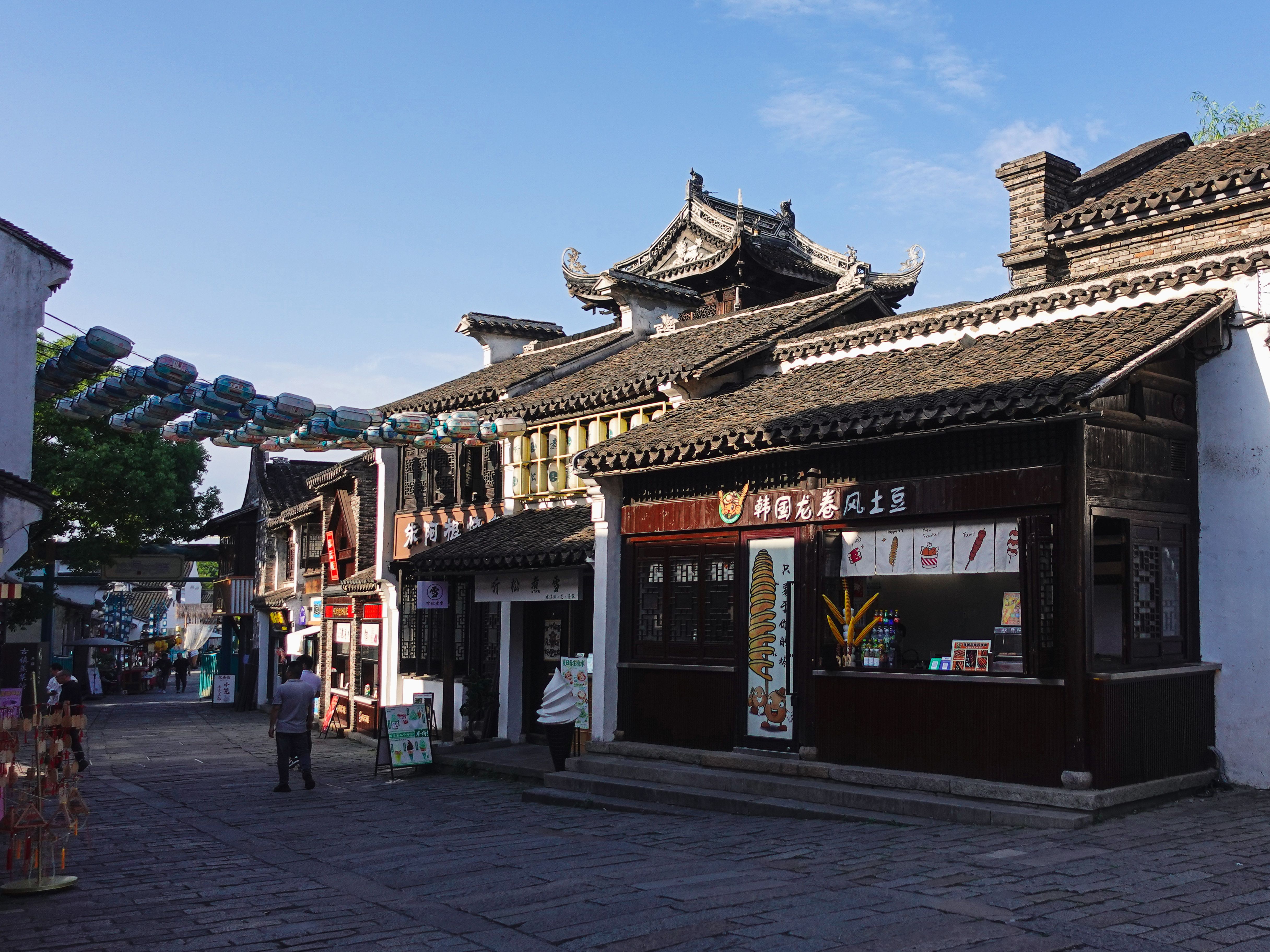 Traditional Chinese Street with Historic Architecture · Free Stock Photo