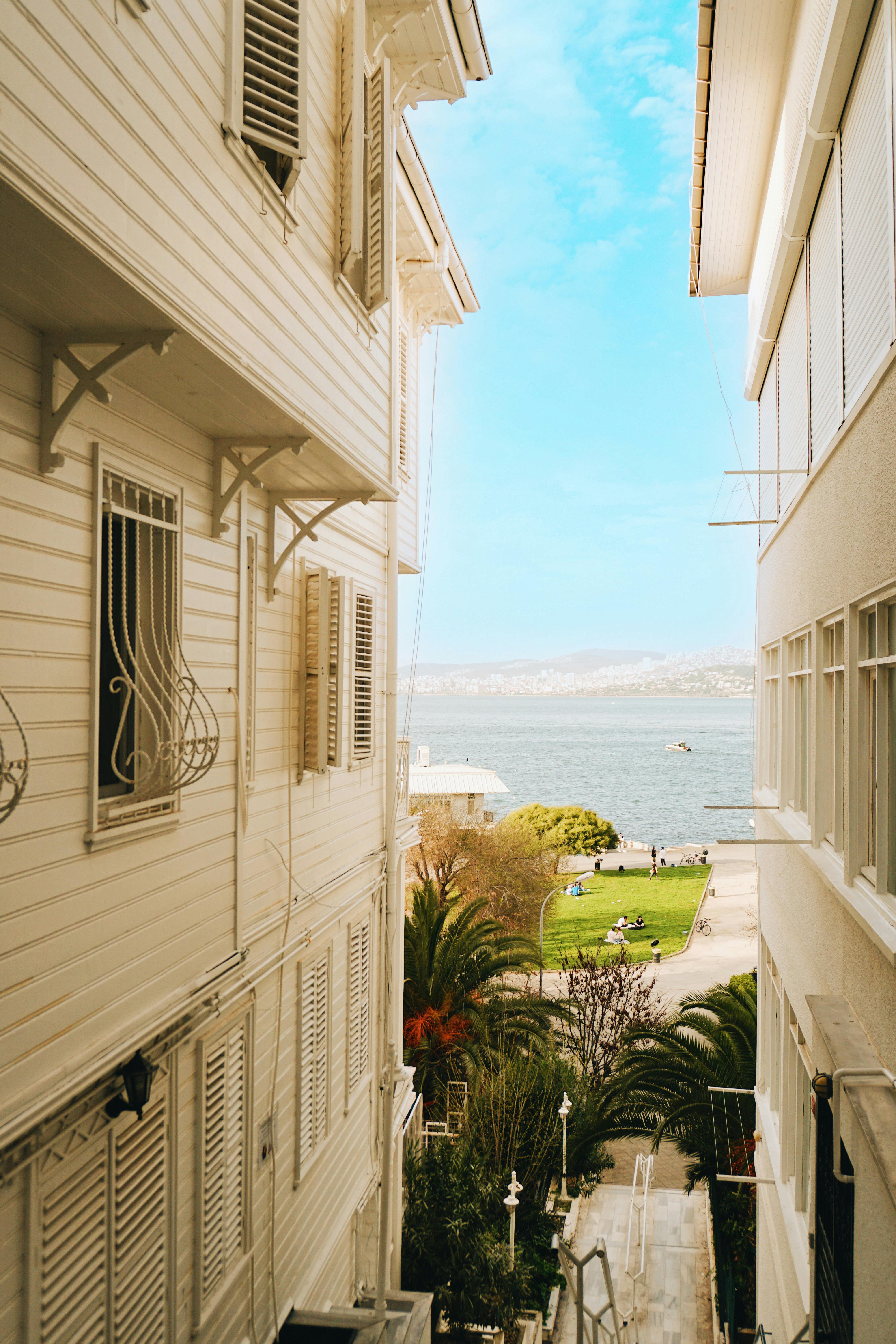 Scenic Alleyway View with Sea and Horizon · Free Stock Photo