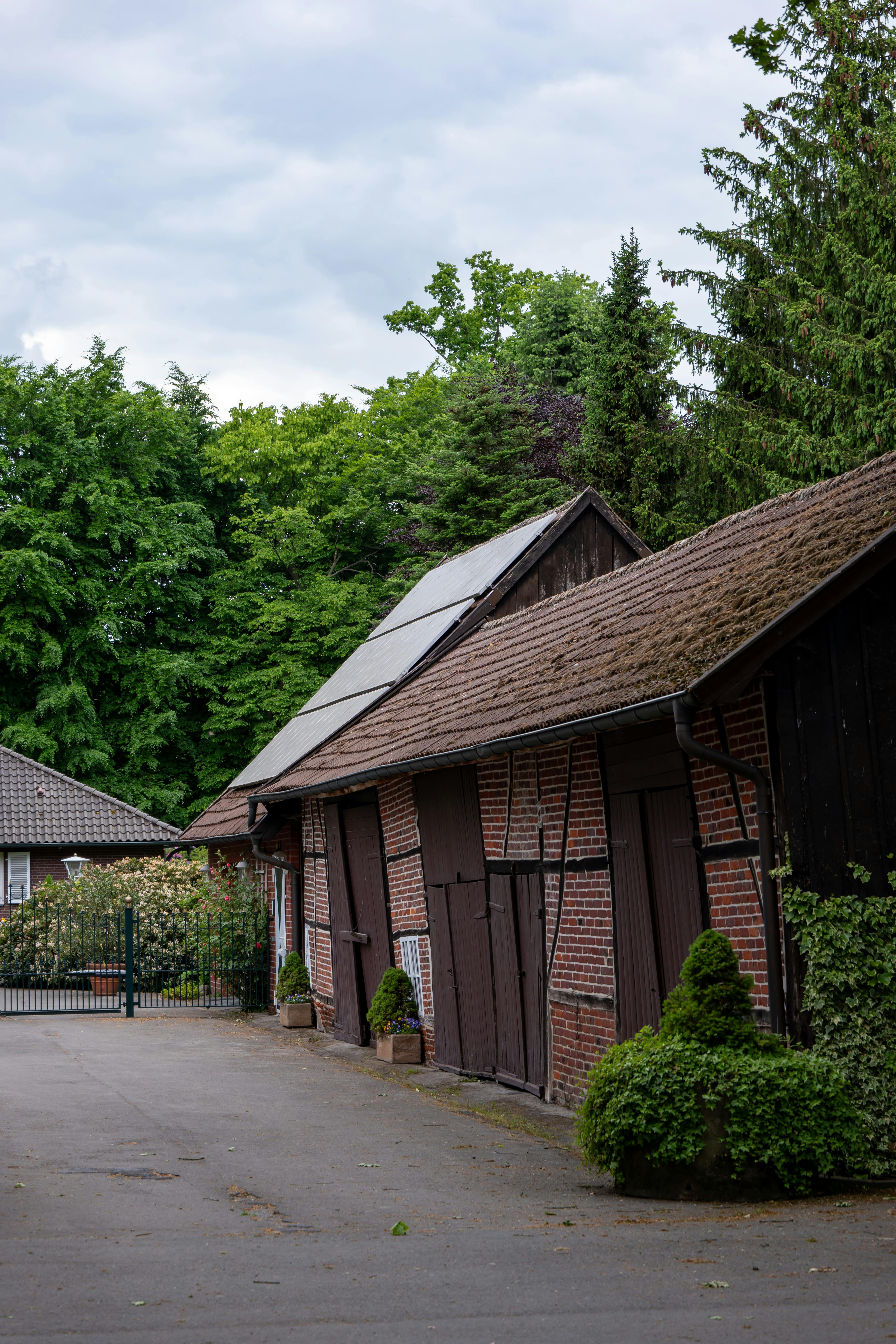 带太阳能电池板屋顶的乡村谷仓 · 免费素材图片