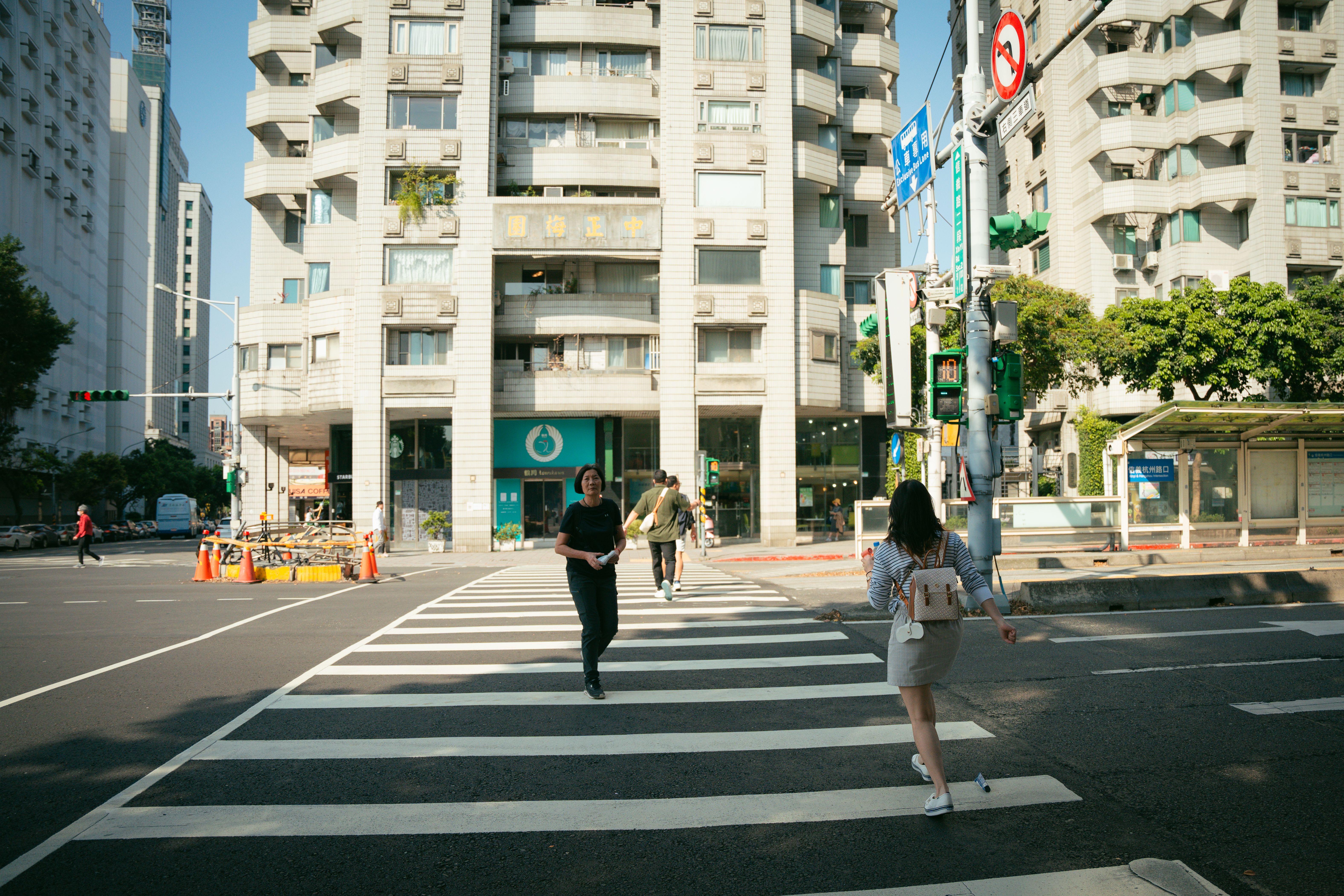 Pedestrian Crosswalk Scene in Urban City · Free Stock Photo