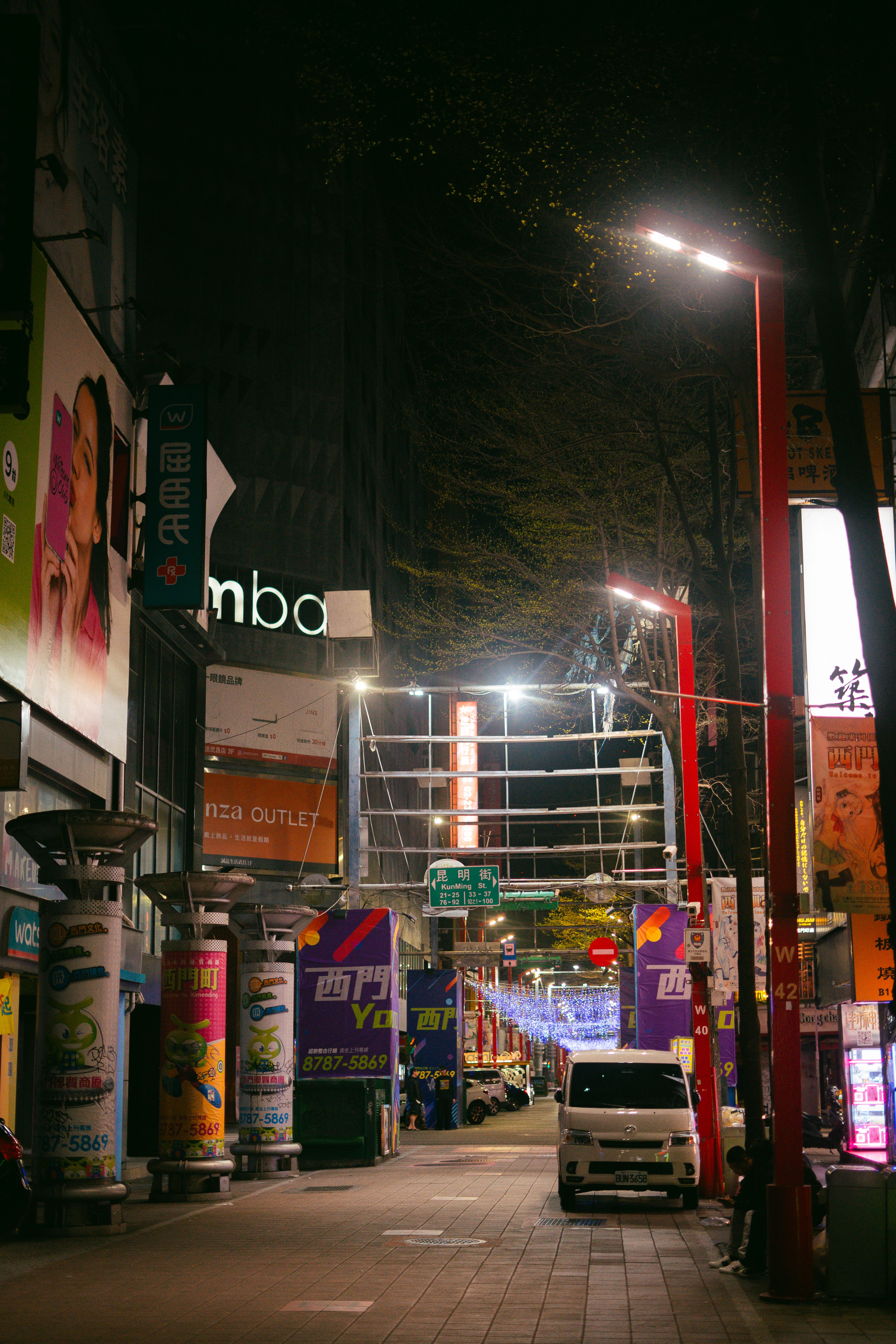 Night Scene in Vibrant Shopping District · Free Stock Photo