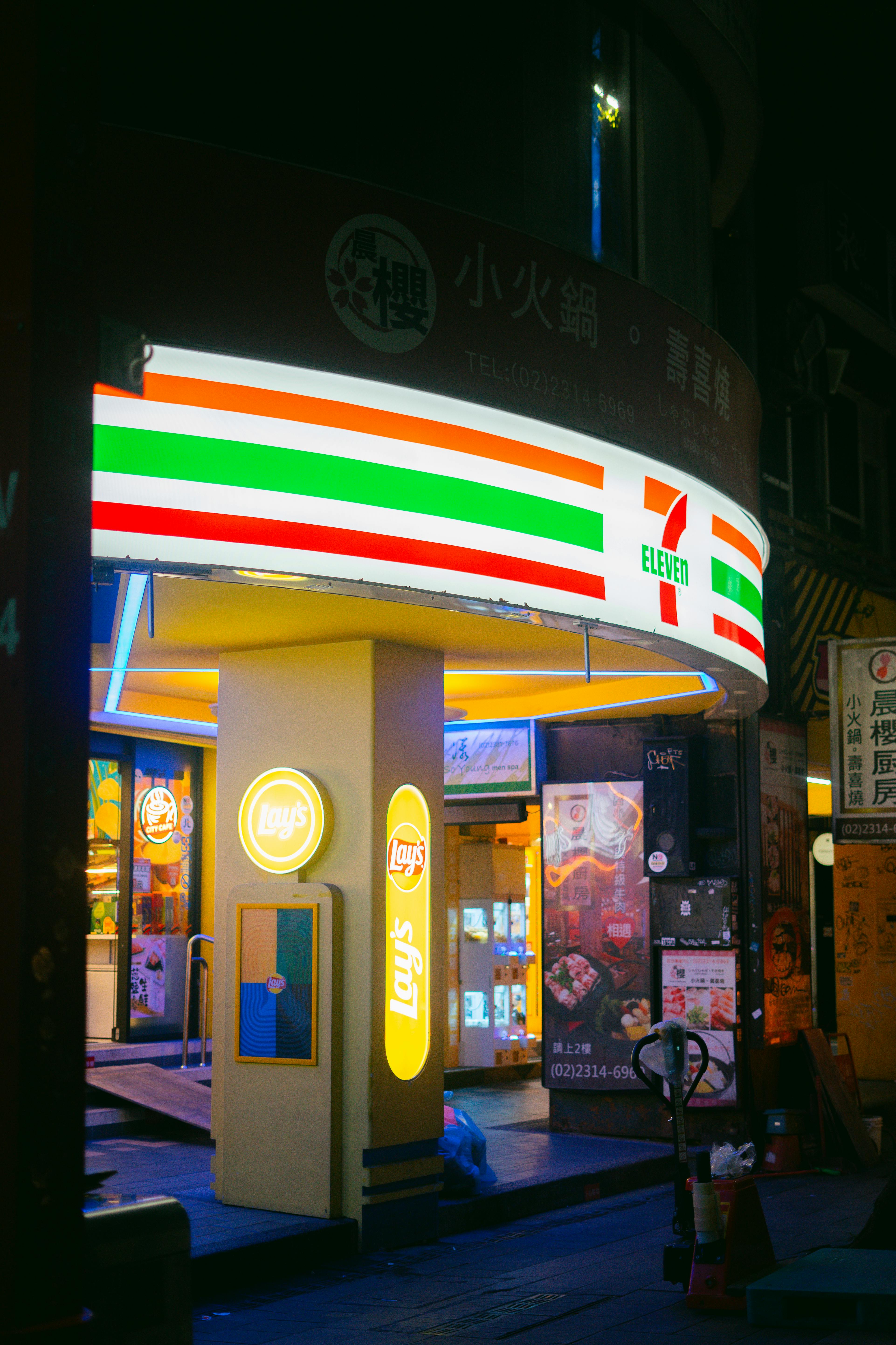 Vibrant Urban 7-Eleven Storefront at Night · Free Stock Photo