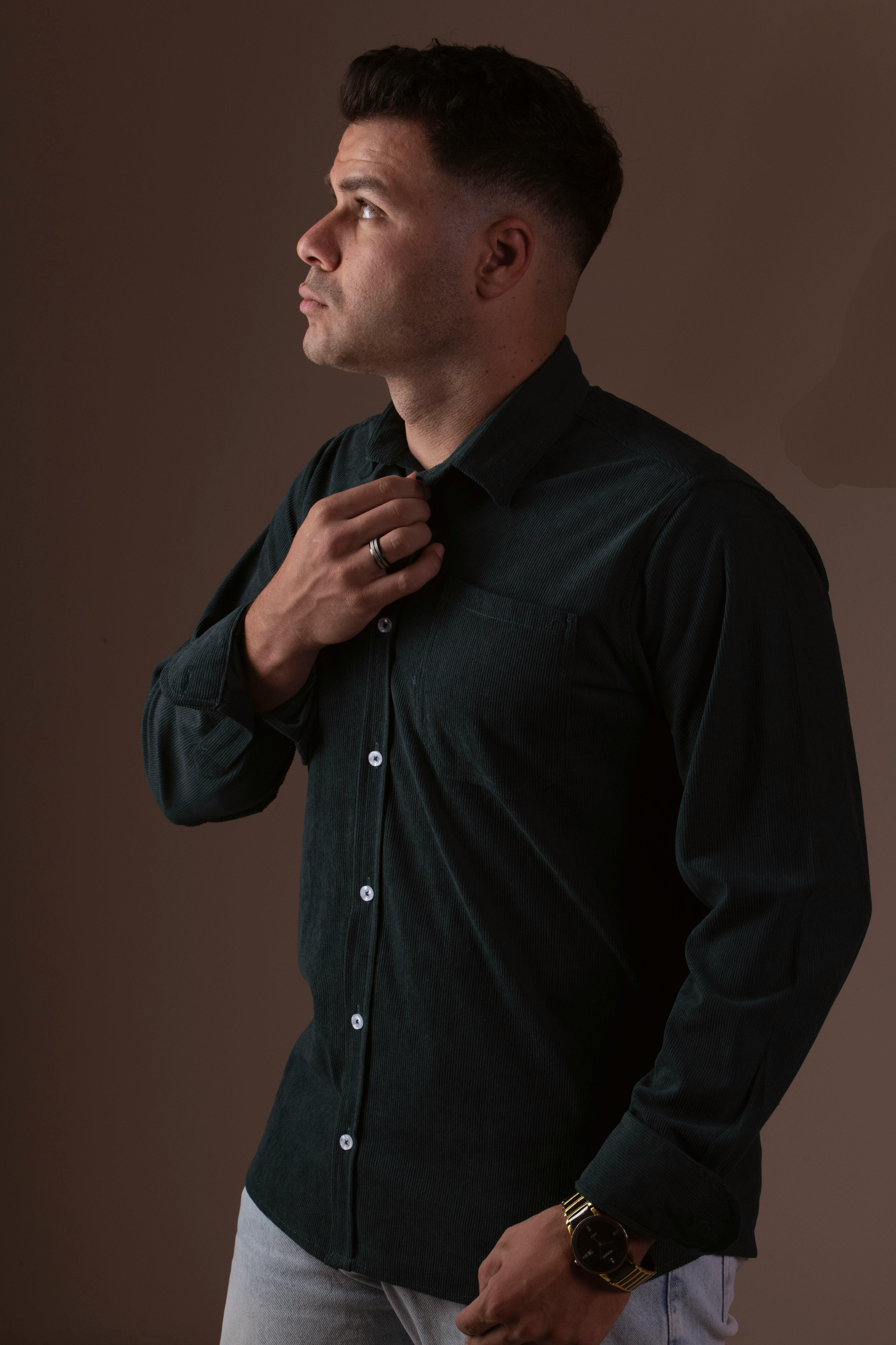 Un Homme Confiant En Chemise Sombre Pose Pour Un Portrait · Photo gratuite