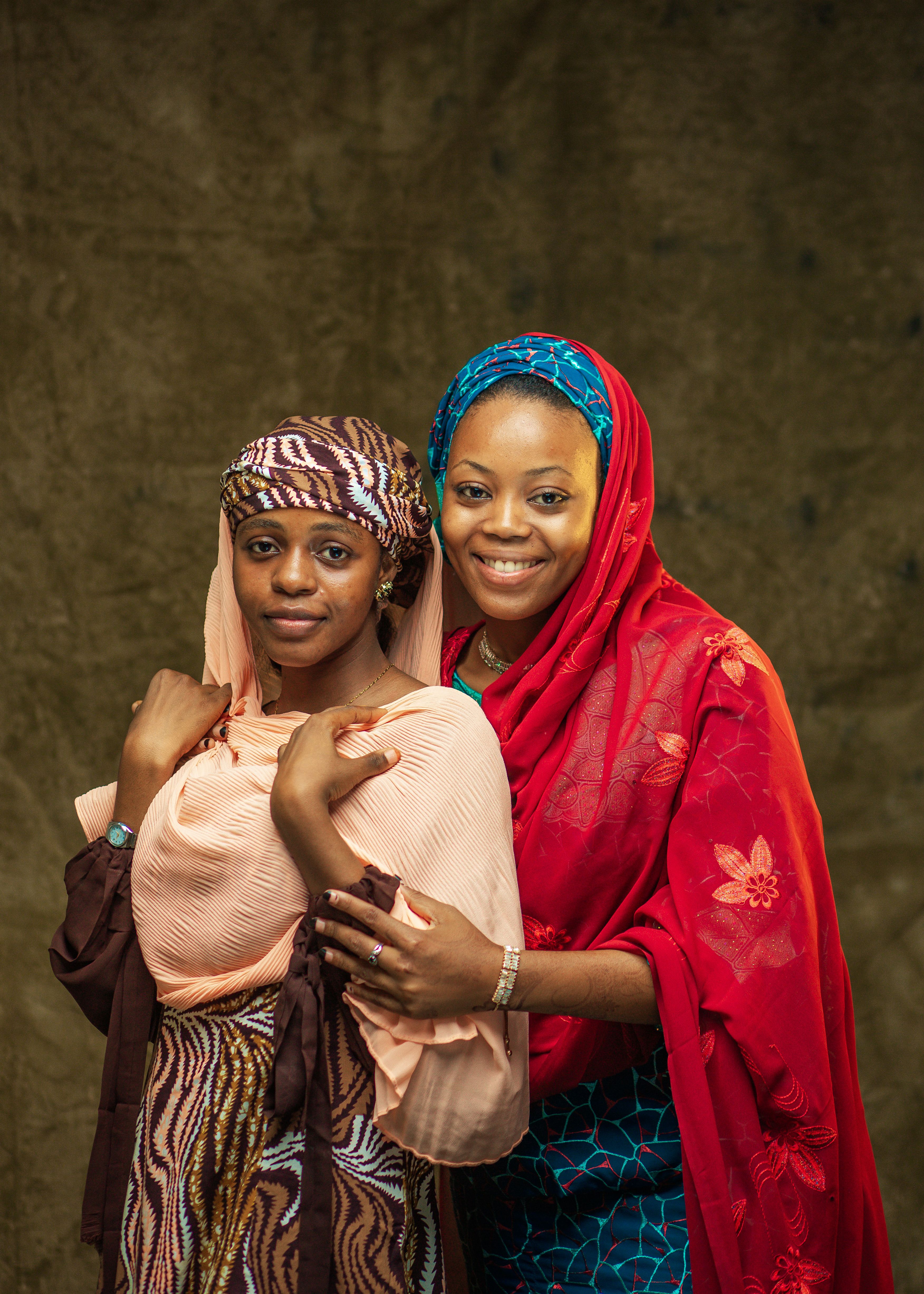 Dos Mujeres Con Atuendos Tradicionales Africanos Sonriendo · Foto de ...