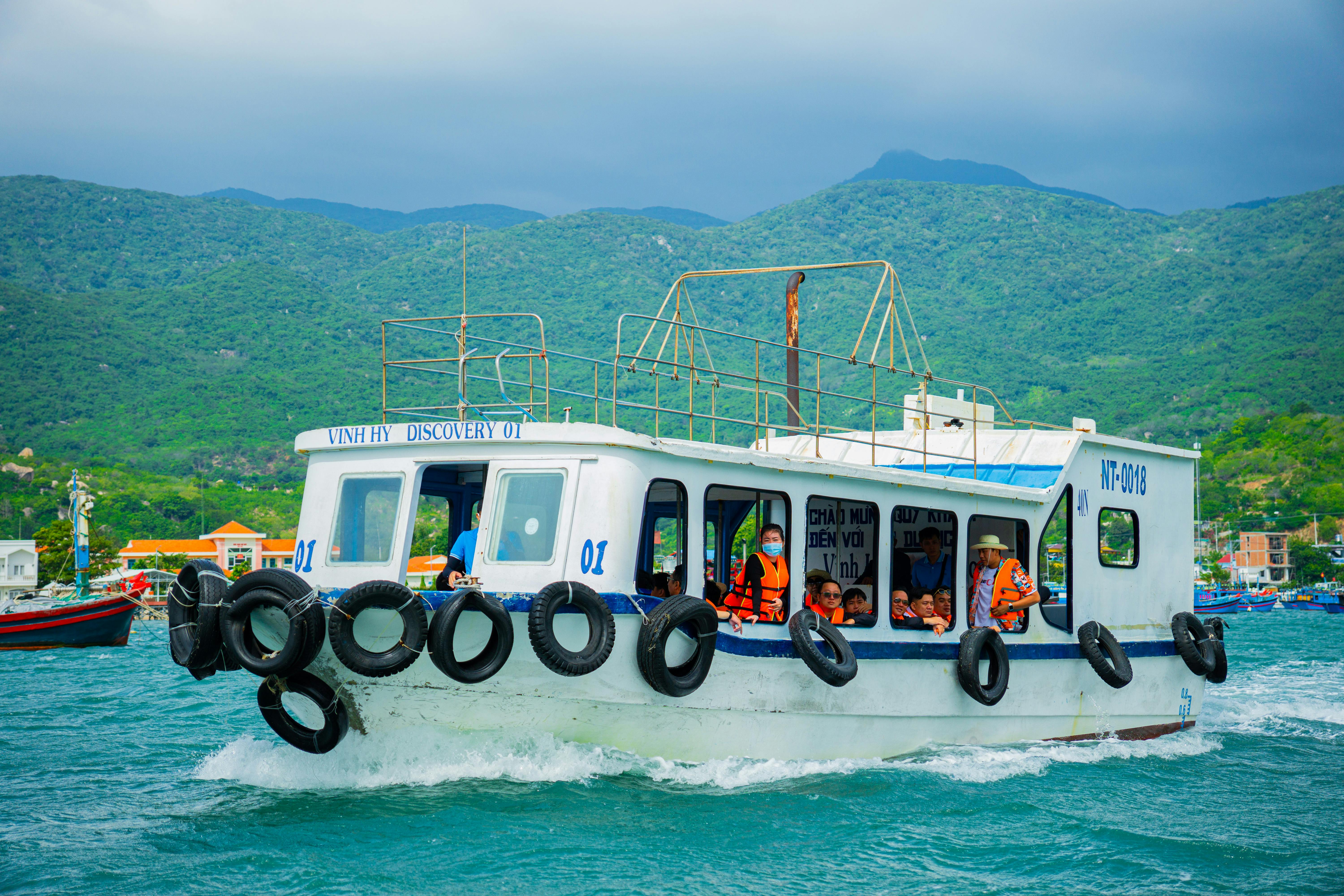 Tourist Boat Navigating Vinh Hy Bay Waters · Free Stock Photo