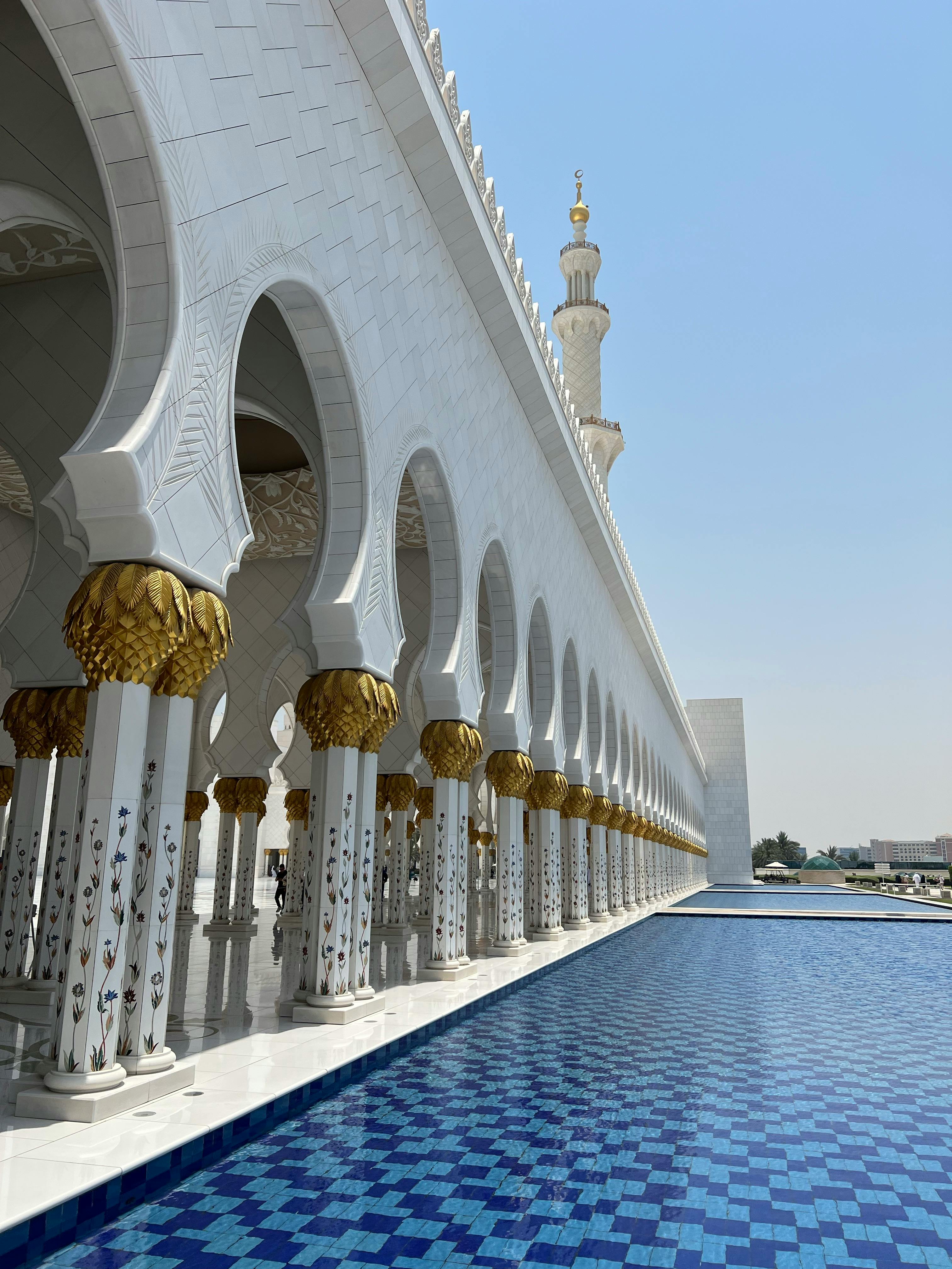 Grand Mosque Archway with Reflective Pool · Free Stock Photo