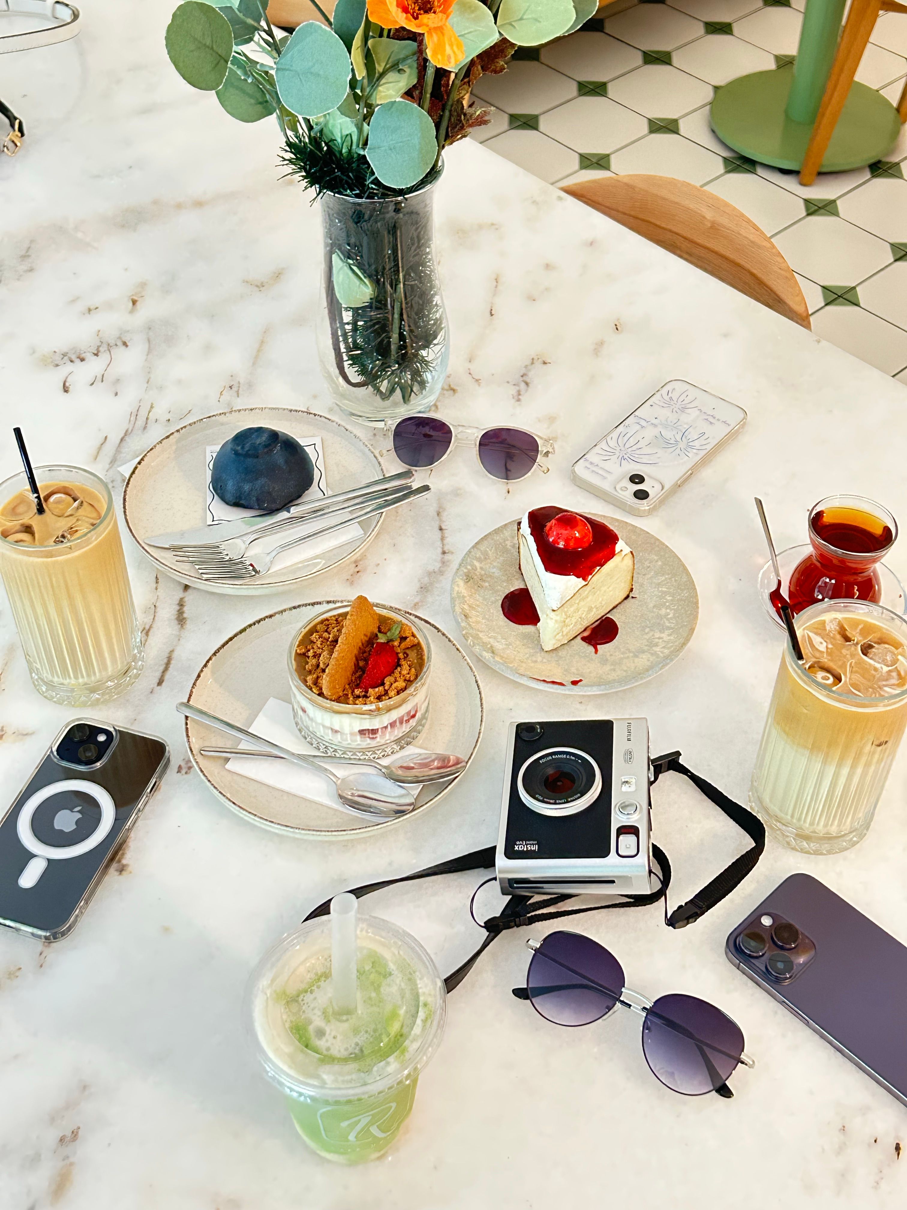 Table De Café élégante Avec Desserts Et Boissons · Photo gratuite