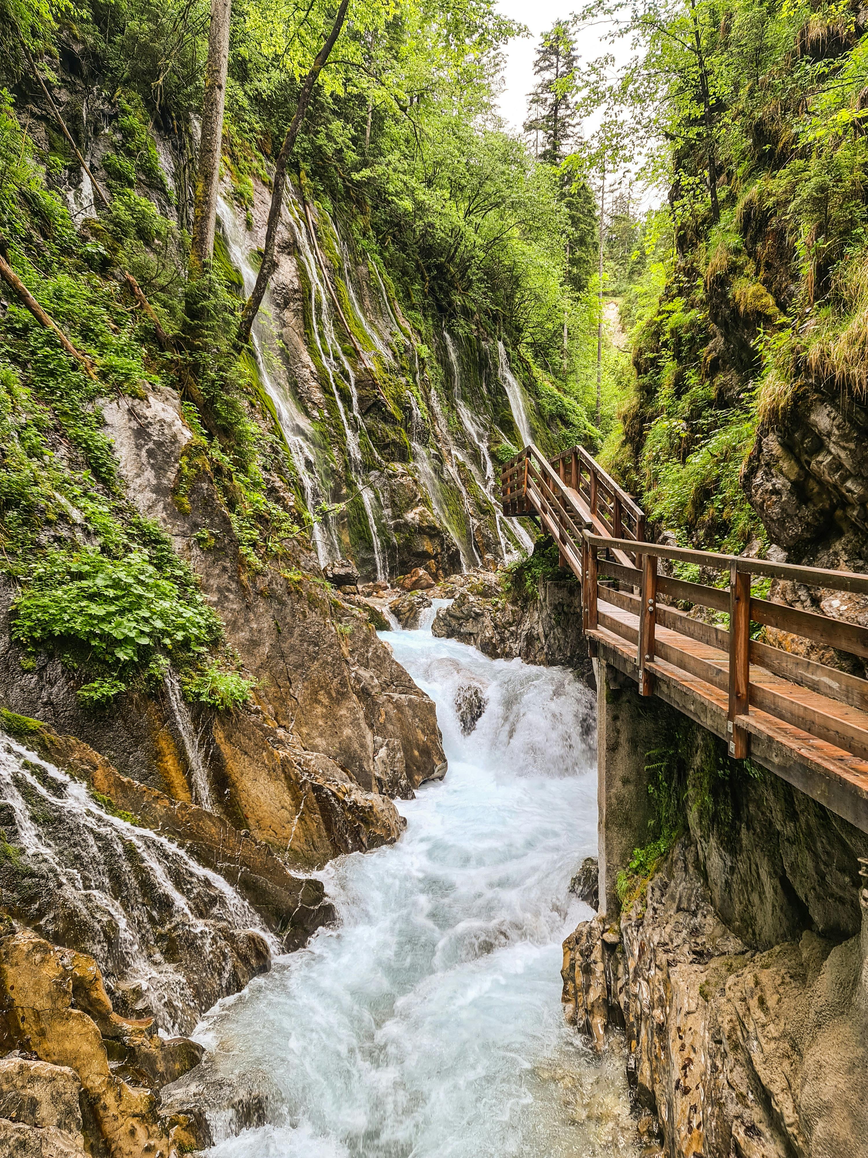 Foto de stock gratuita sobre acantilado, agua dulce, agua que fluye, al ...