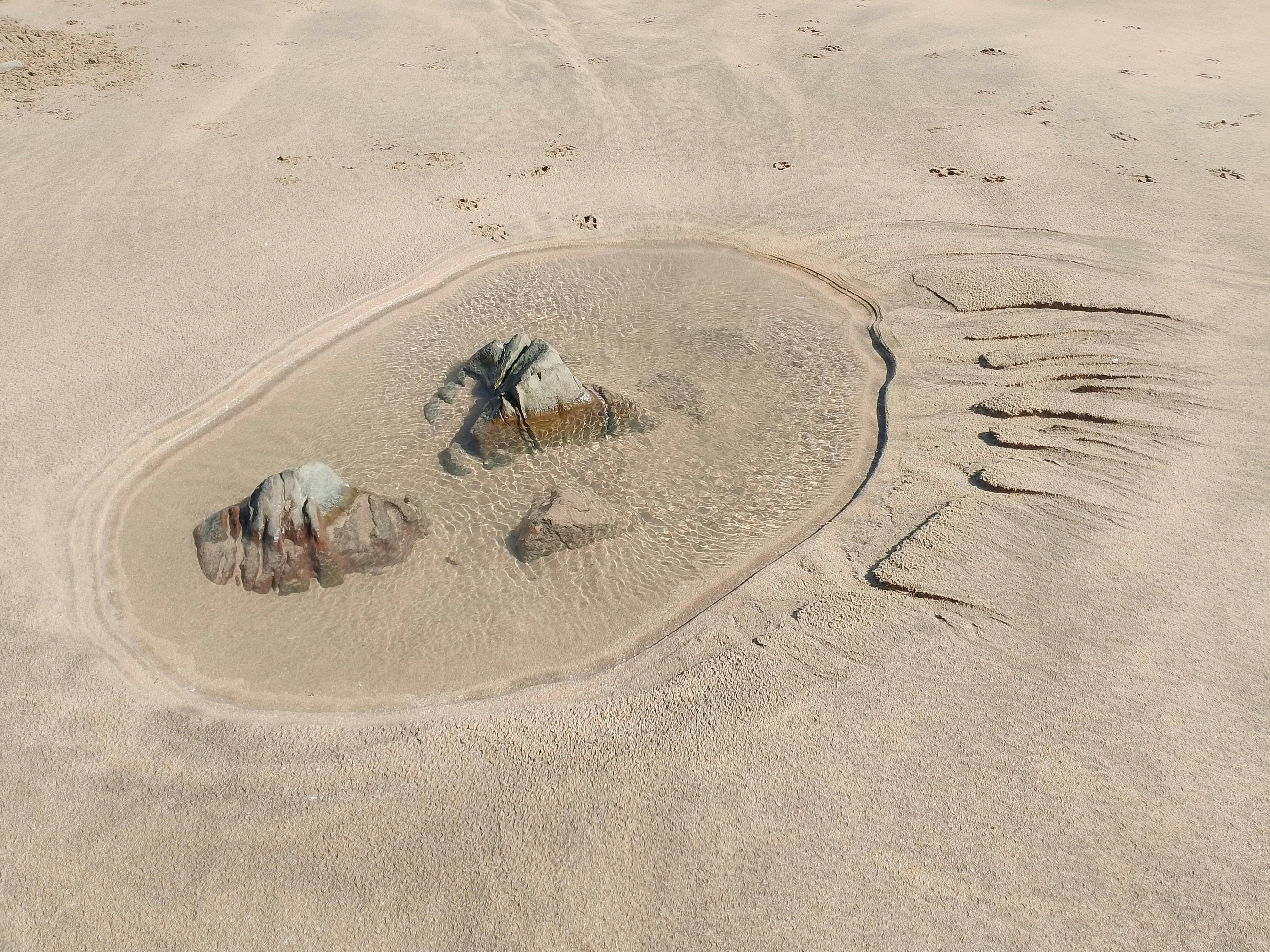 Con La Marea Baja, Magníficos Sedimentos Y Rocas Aparecen En La ...