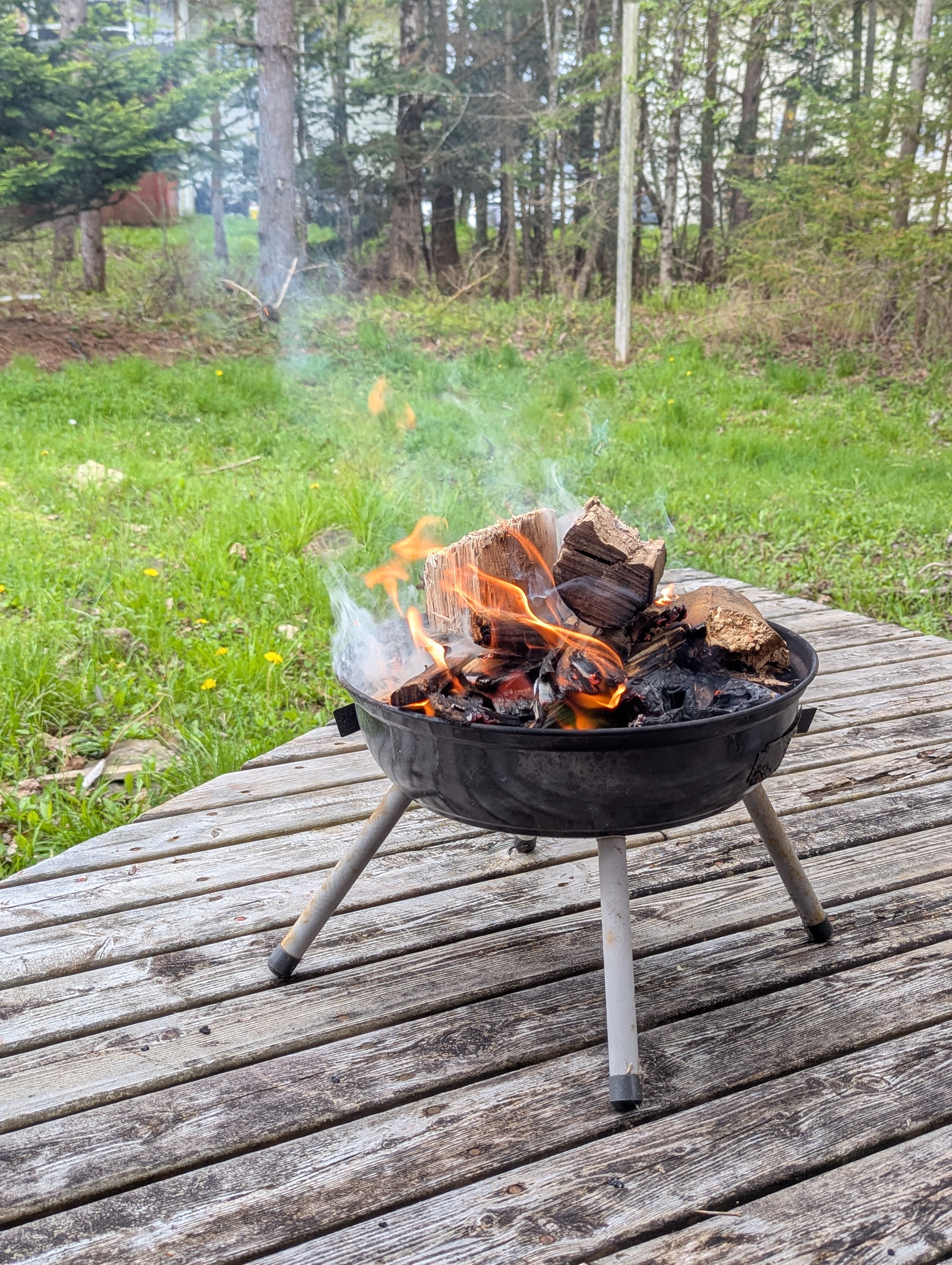 Fogata Al Aire Libre En Una Terraza De Madera En Truro · Foto de stock ...