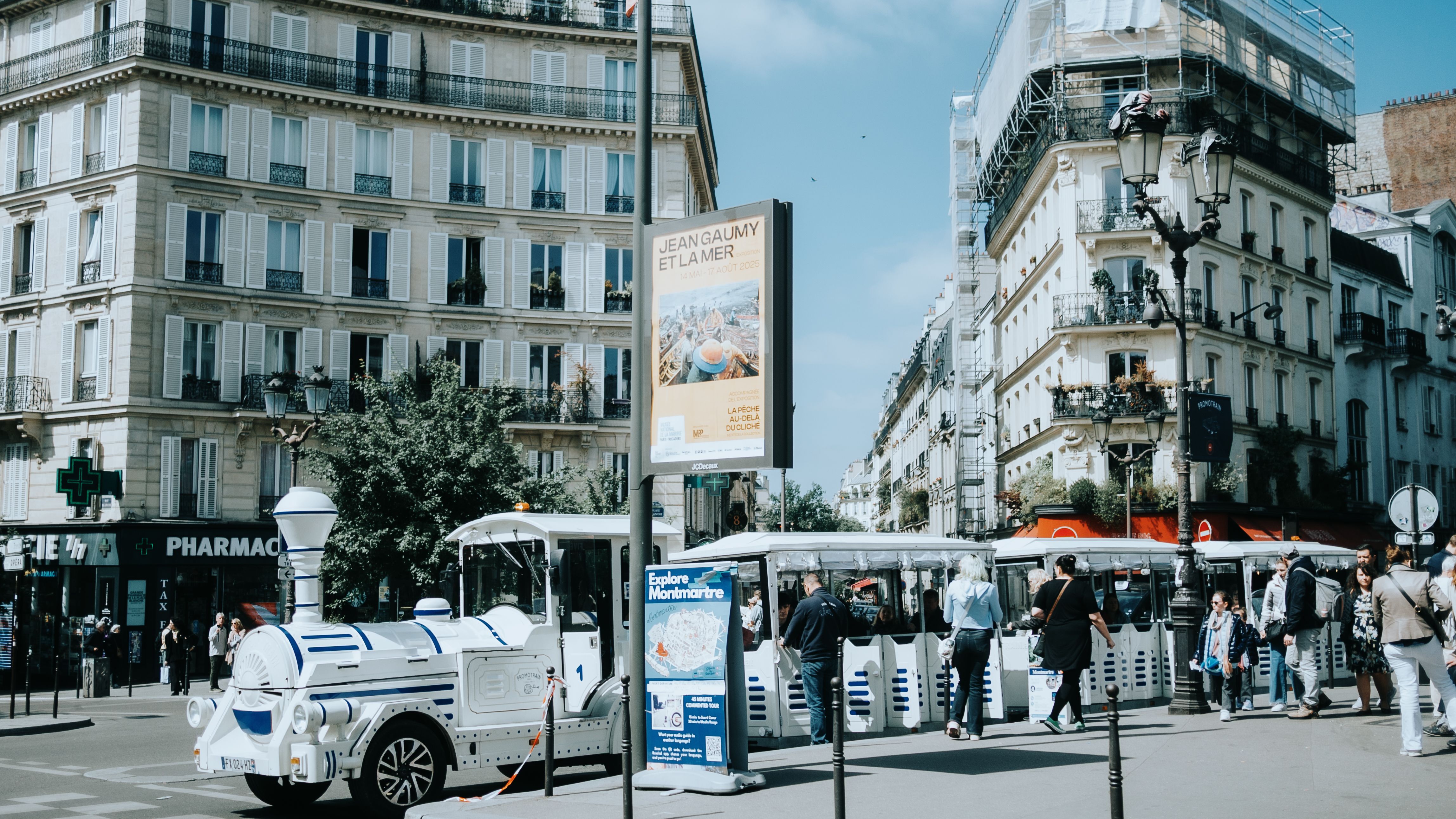 Charming Street Scene in Paris, Montmartre · Free Stock Photo