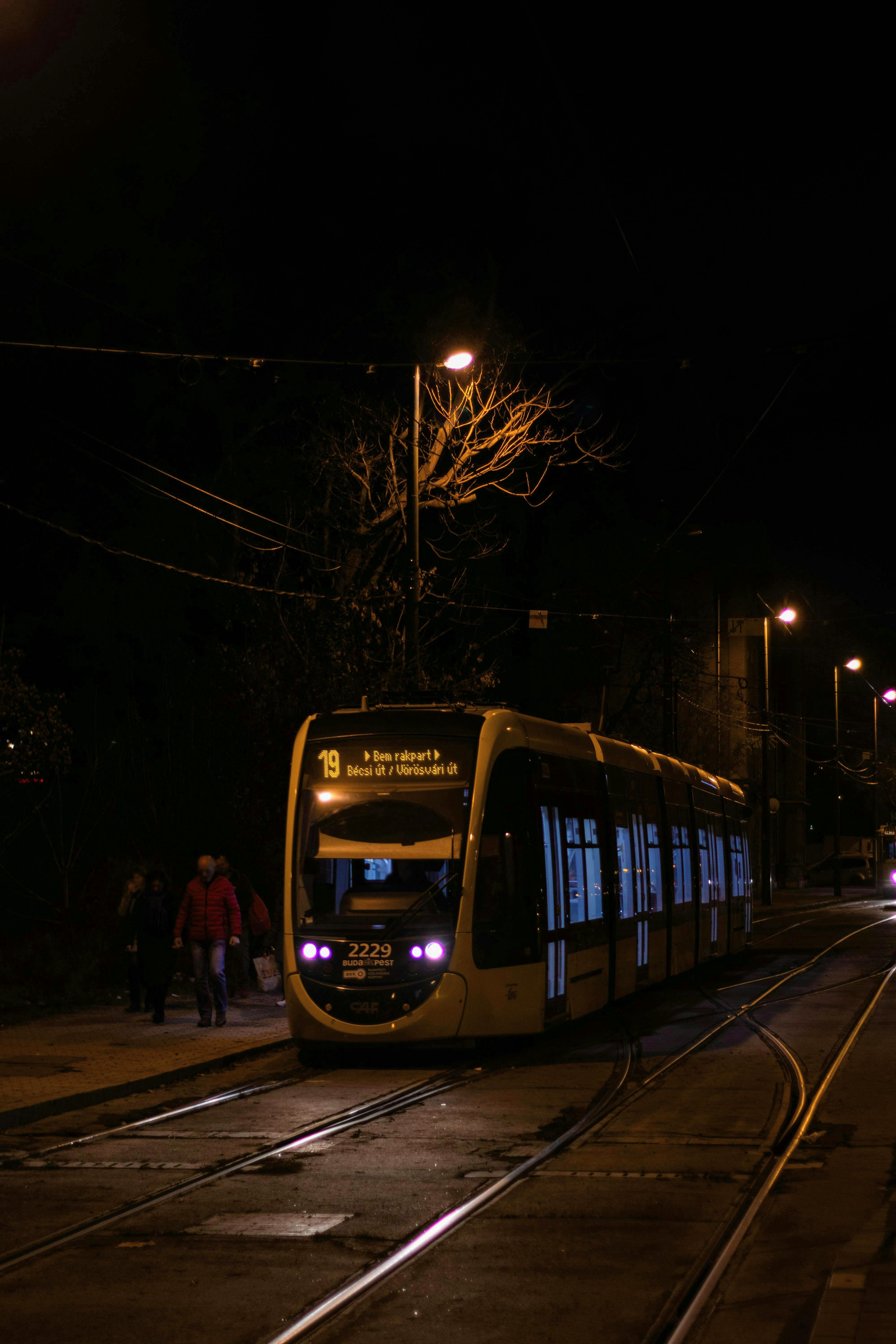 Pemandangan Trem Kota Di Malam Hari Dengan Lampu Jalan · Foto Stok Gratis