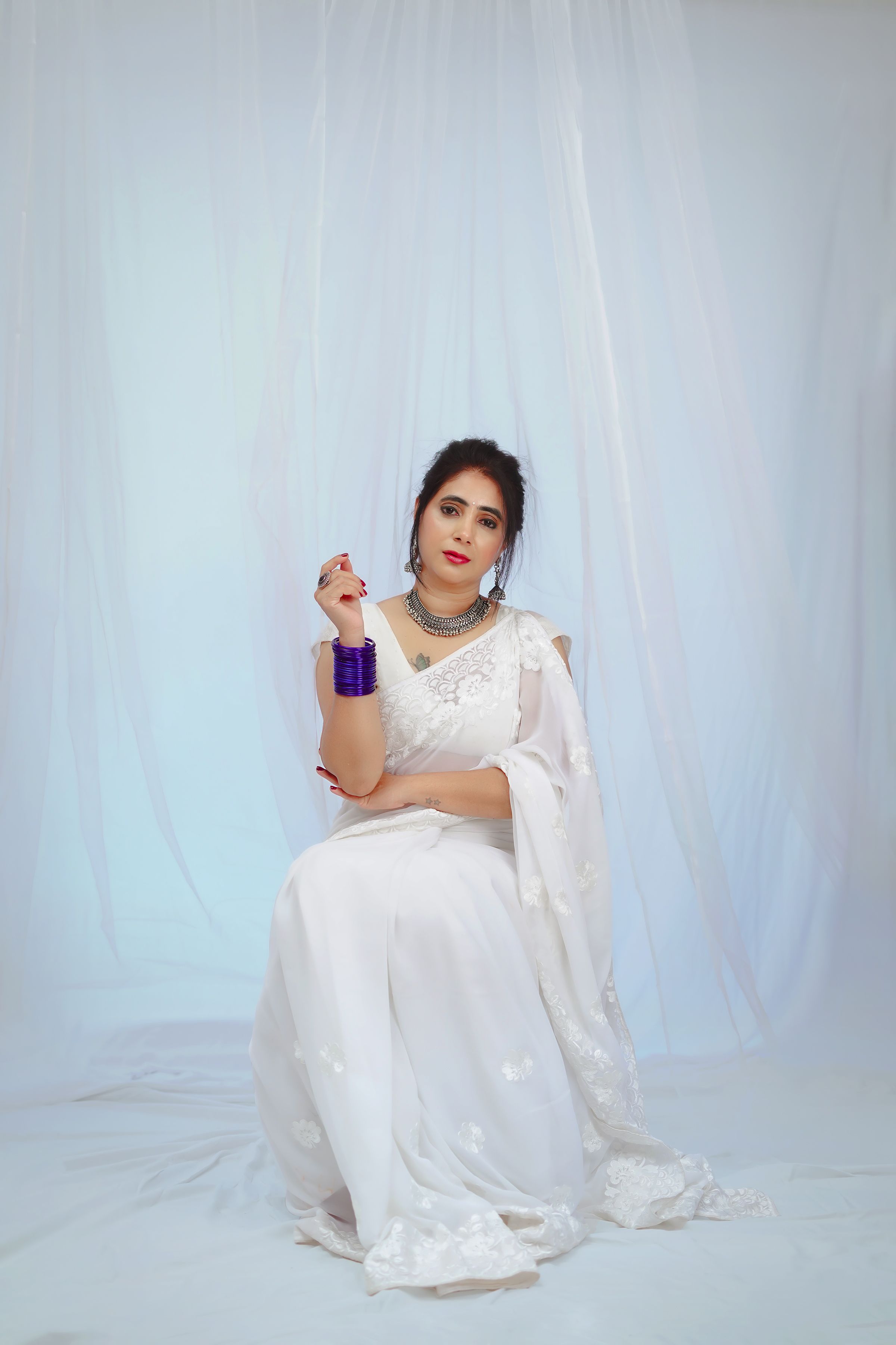 Elegant Traditional Indian Model in White Saree · Free Stock Photo
