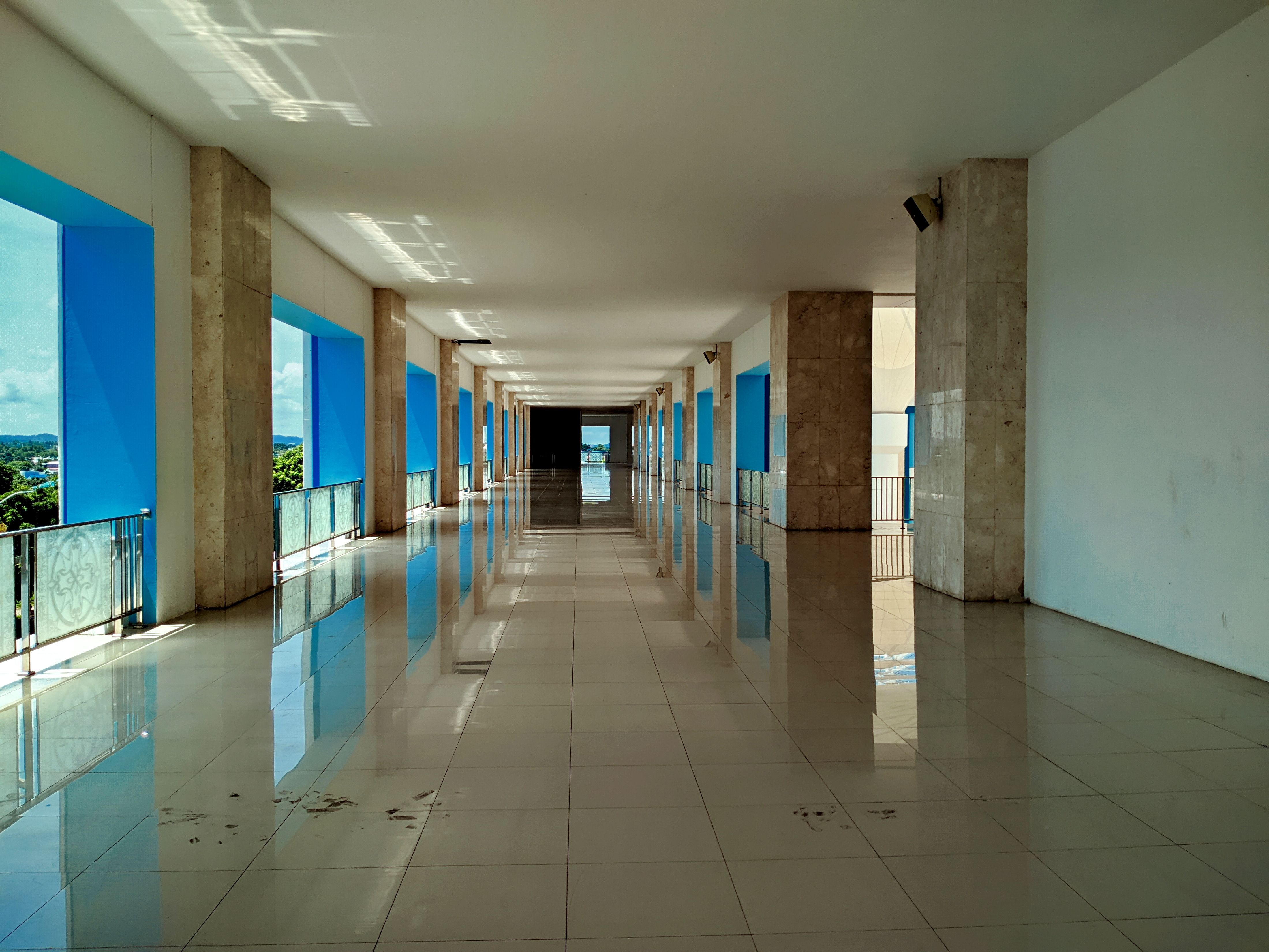 Empty Corridor with Column · Free Stock Photo