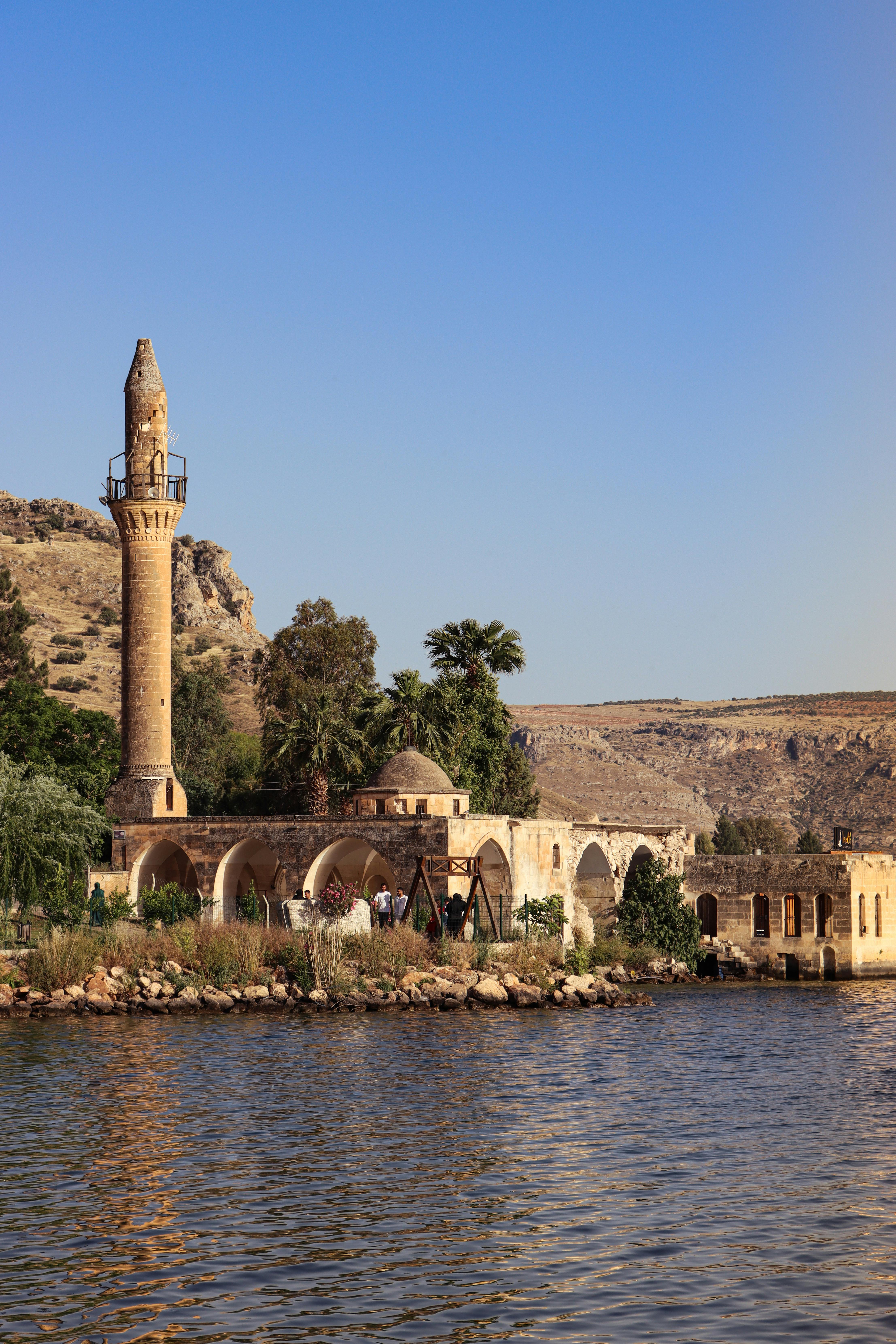 歴史的なミナレットのあるハルフェティの美しい景色 · 無料の写真素材