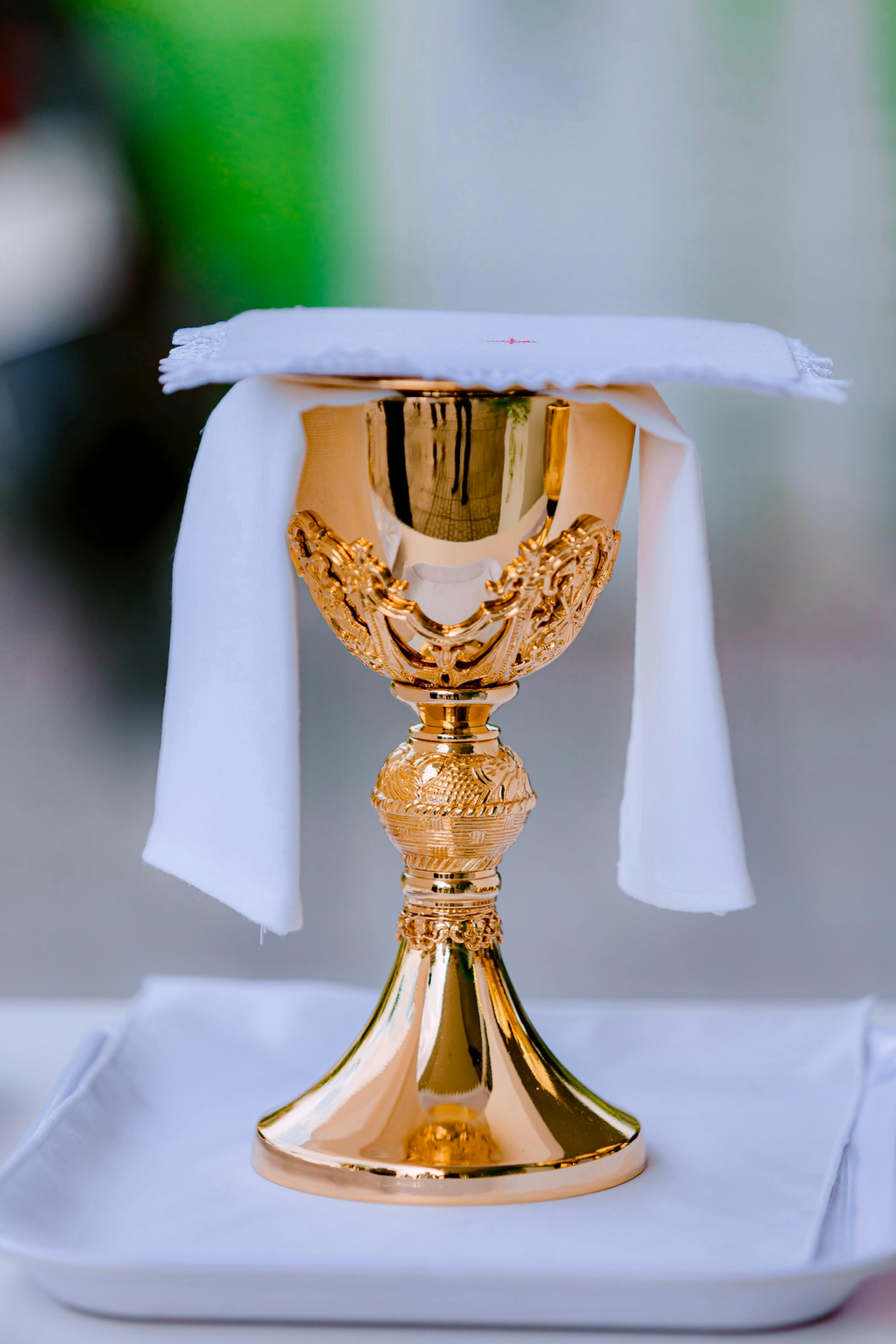 Cáliz Dorado Con Paño Blanco En Foco · Foto de stock gratuita