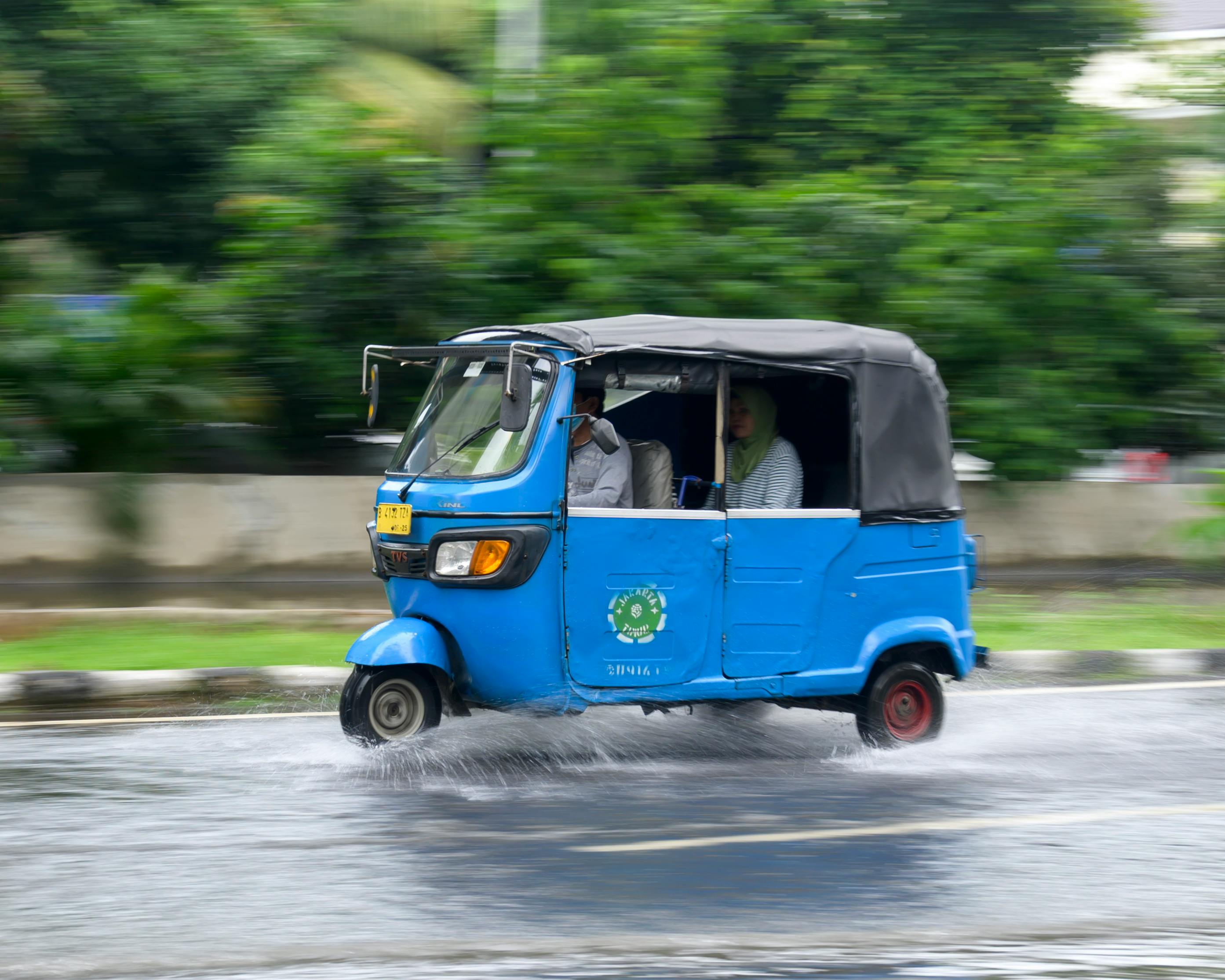 Blue Bajaj Rickshaw on Rainy Jakarta Street · Free Stock Photo