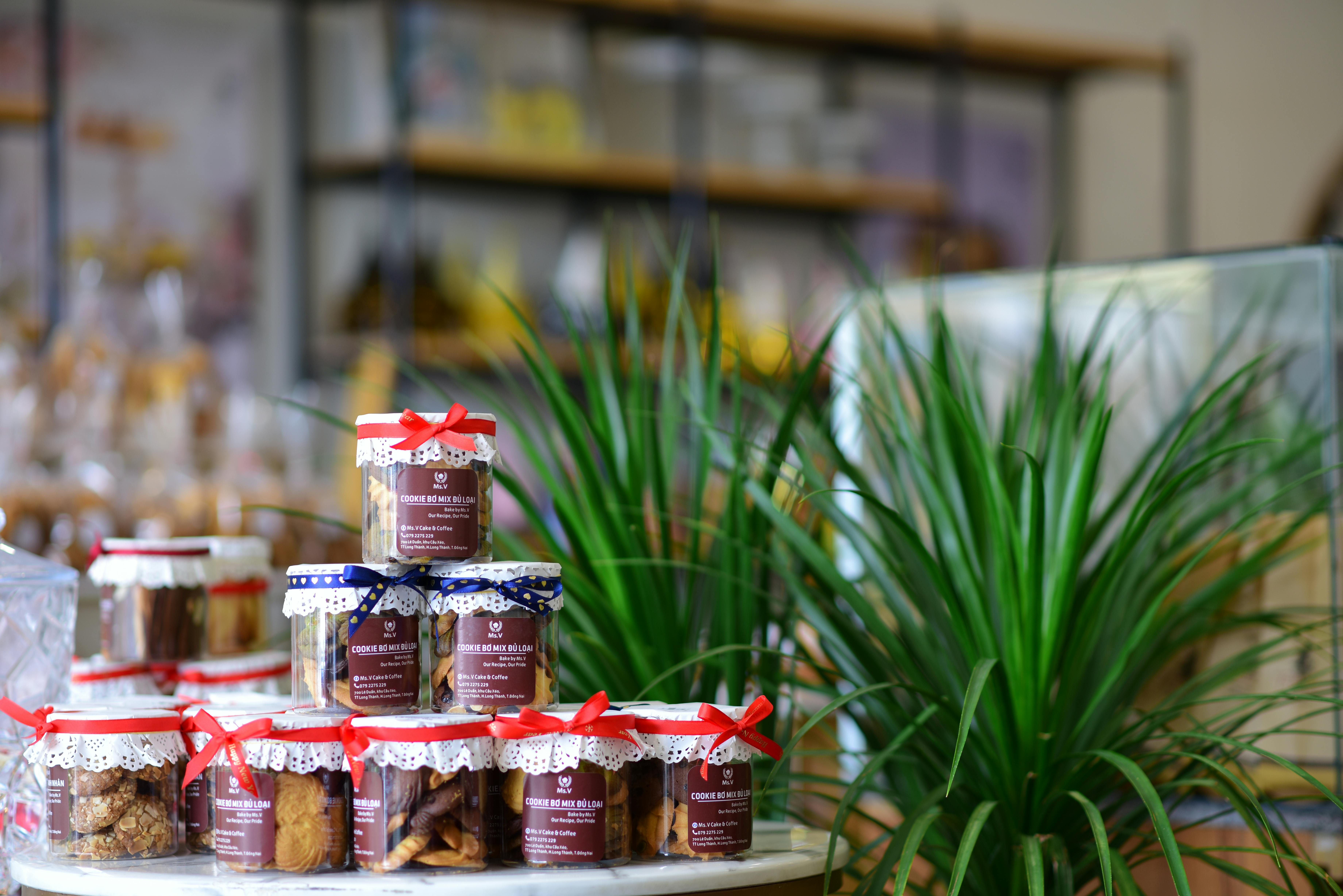 Gourmet Cookie Jars Display in Bakery · Free Stock Photo