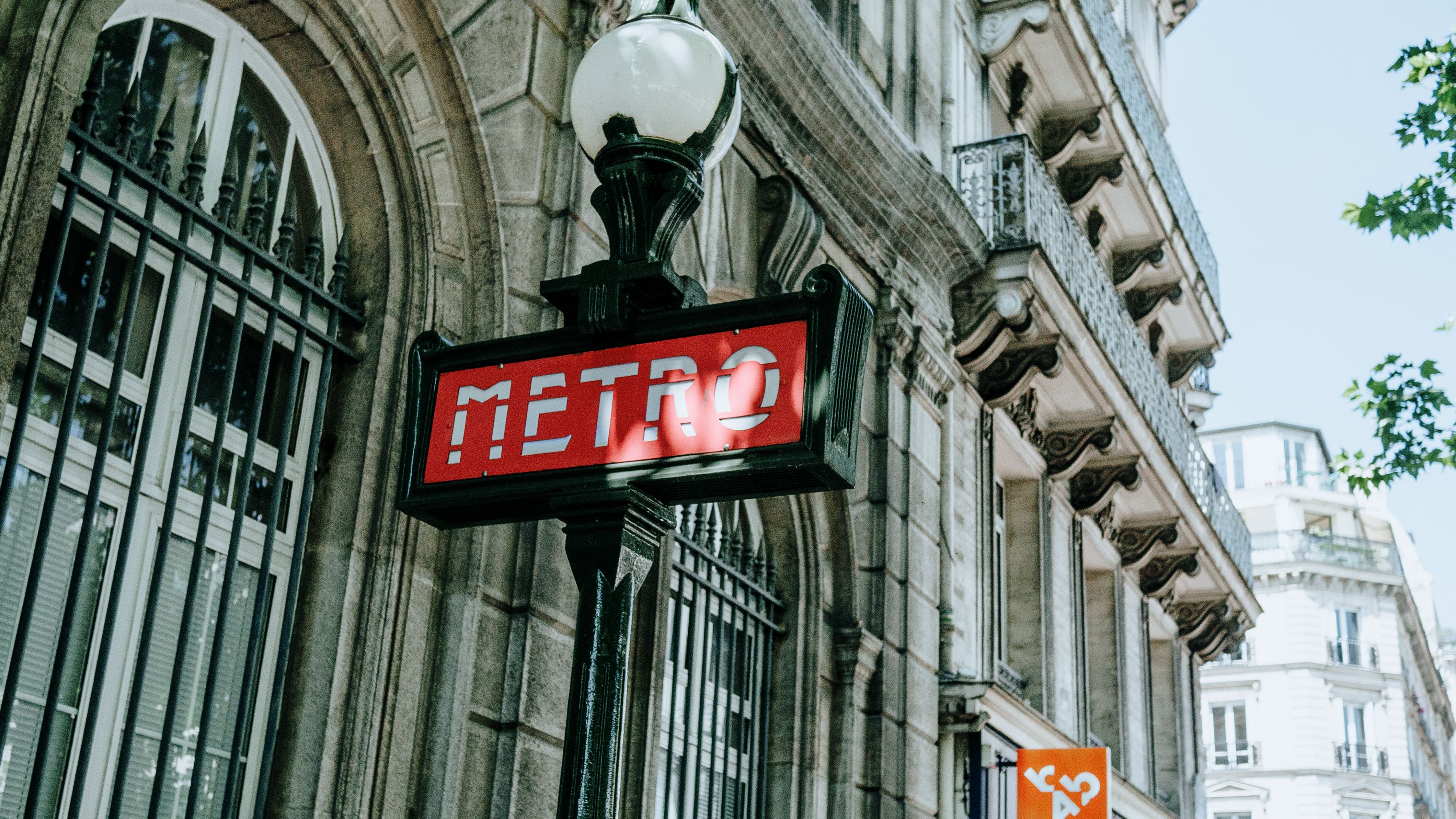 Panneau De Métro Parisien à L'architecture Historique · Photo gratuite