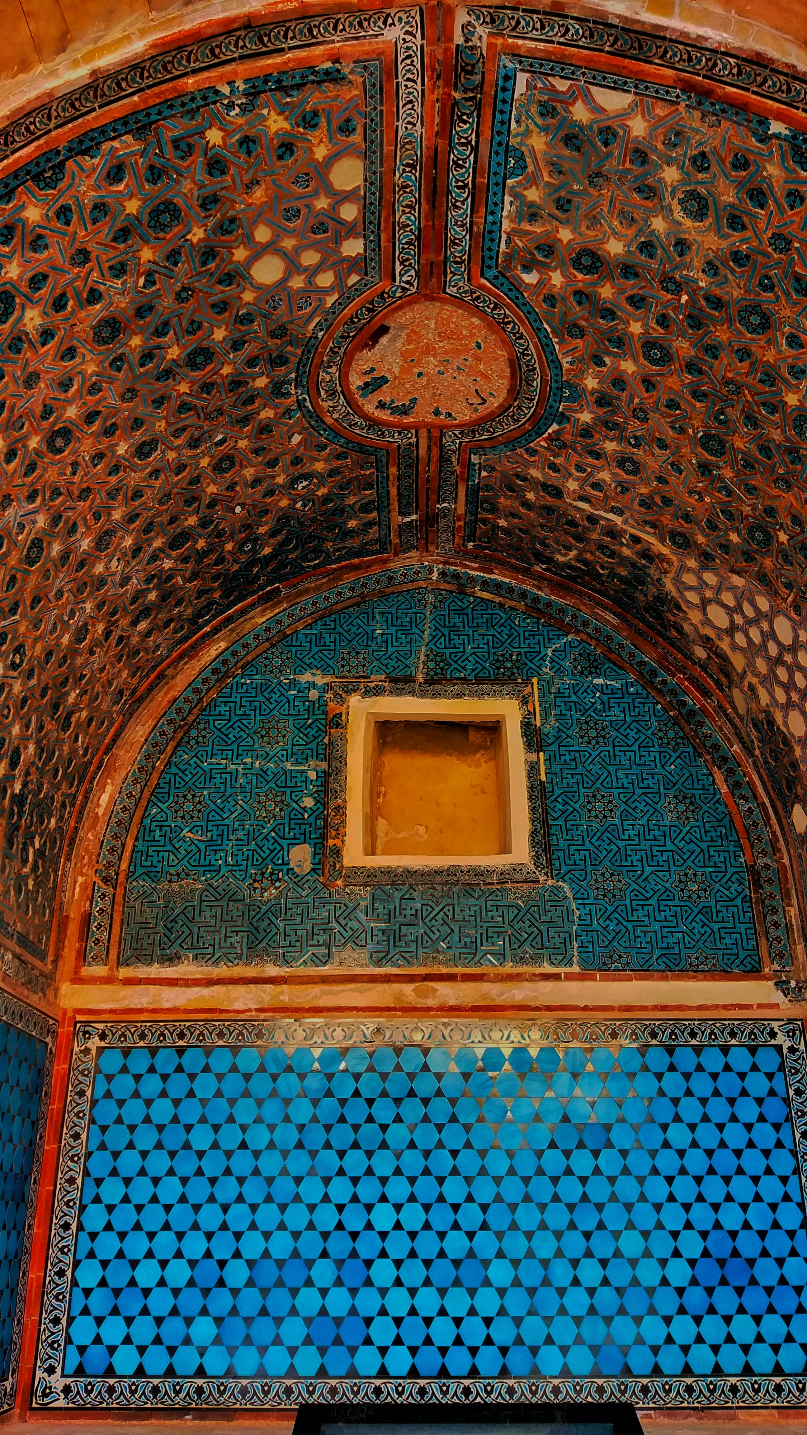 Vibrant Mosaic Archway with Ornate Patterns · Free Stock Photo