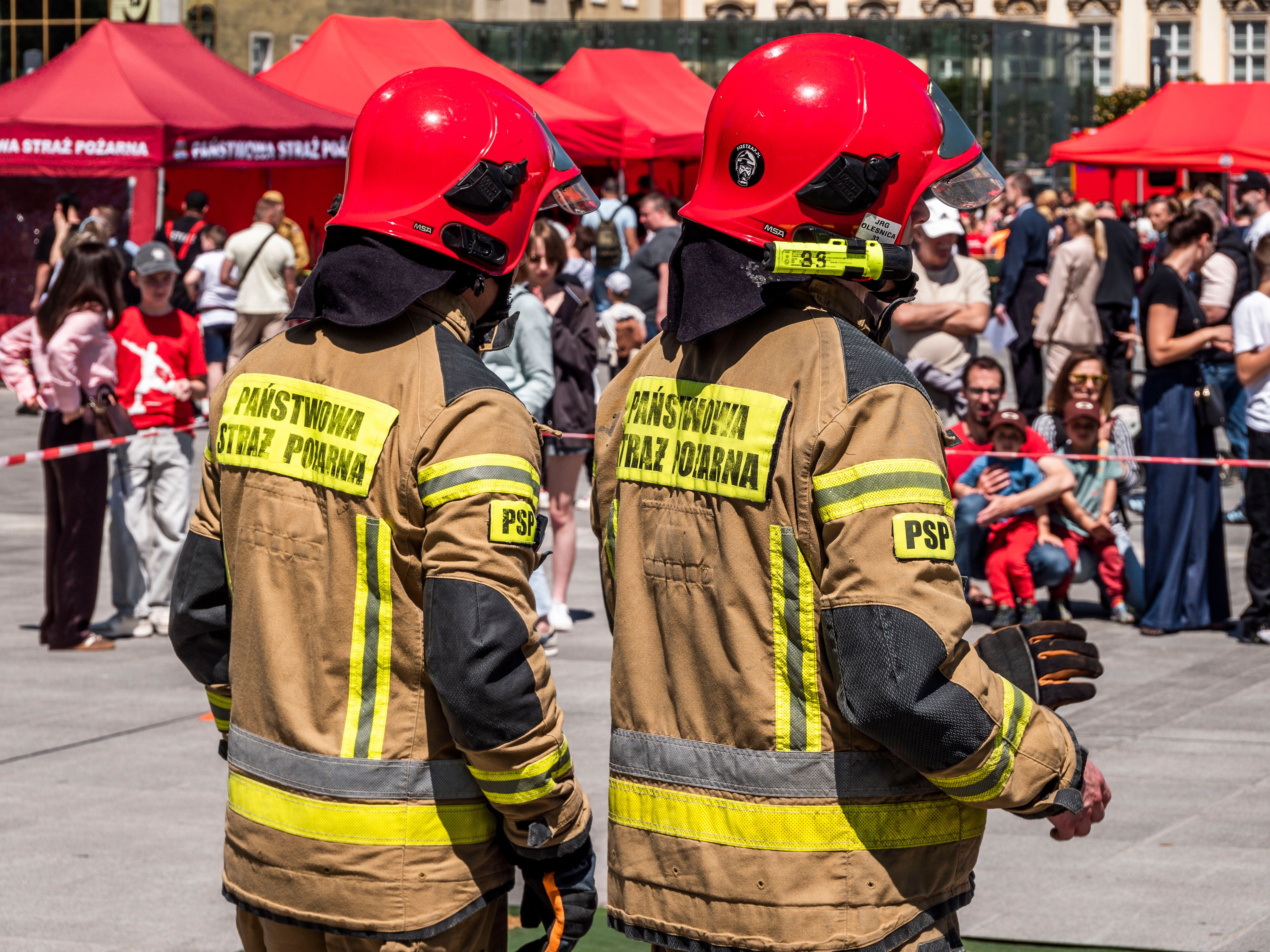 Pictures Of Firefighters Fighting Fires Photos, Download The BEST Free ...