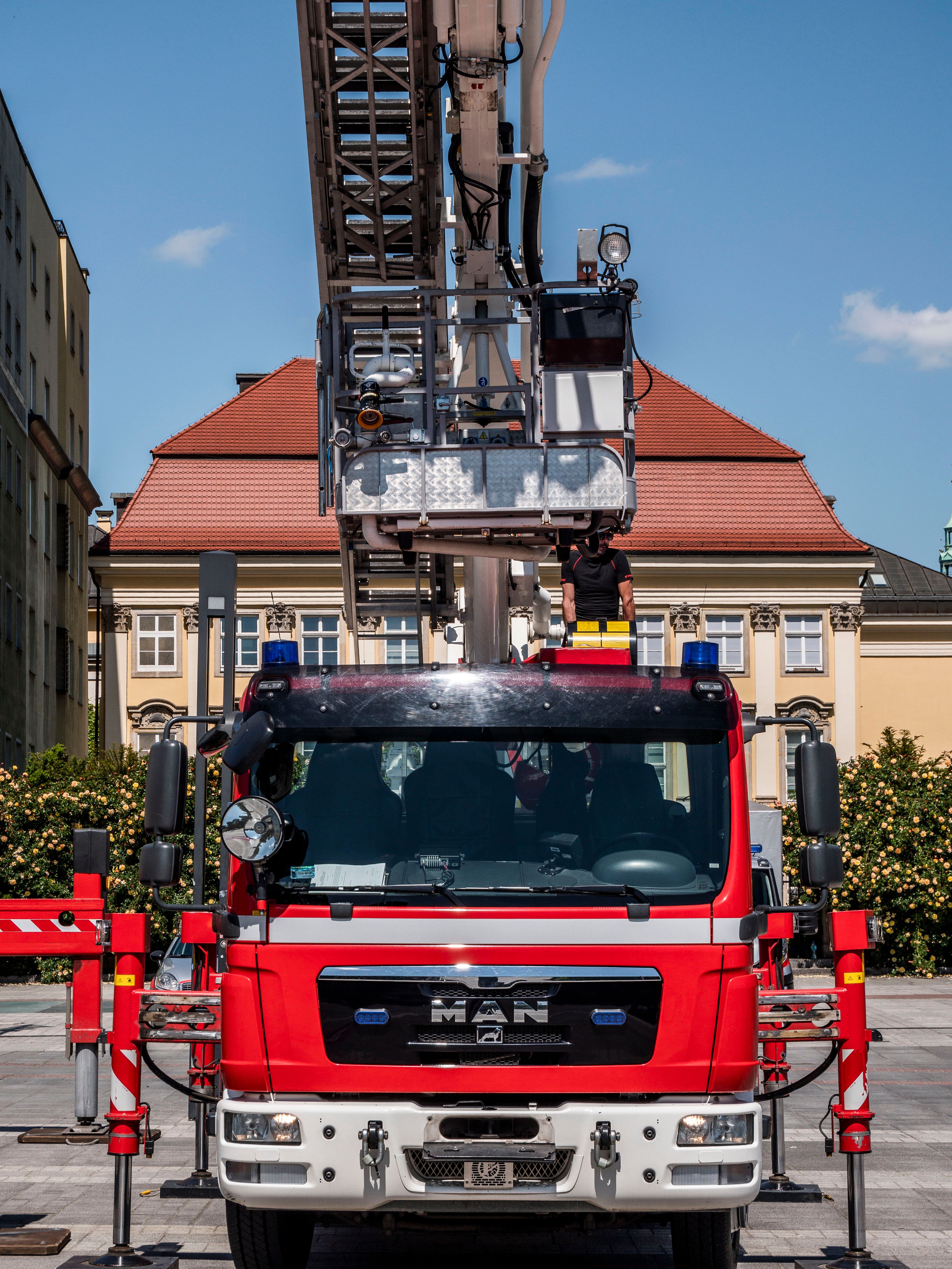 Ladder Truck Fire Photos, Download The BEST Free Ladder Truck Fire ...