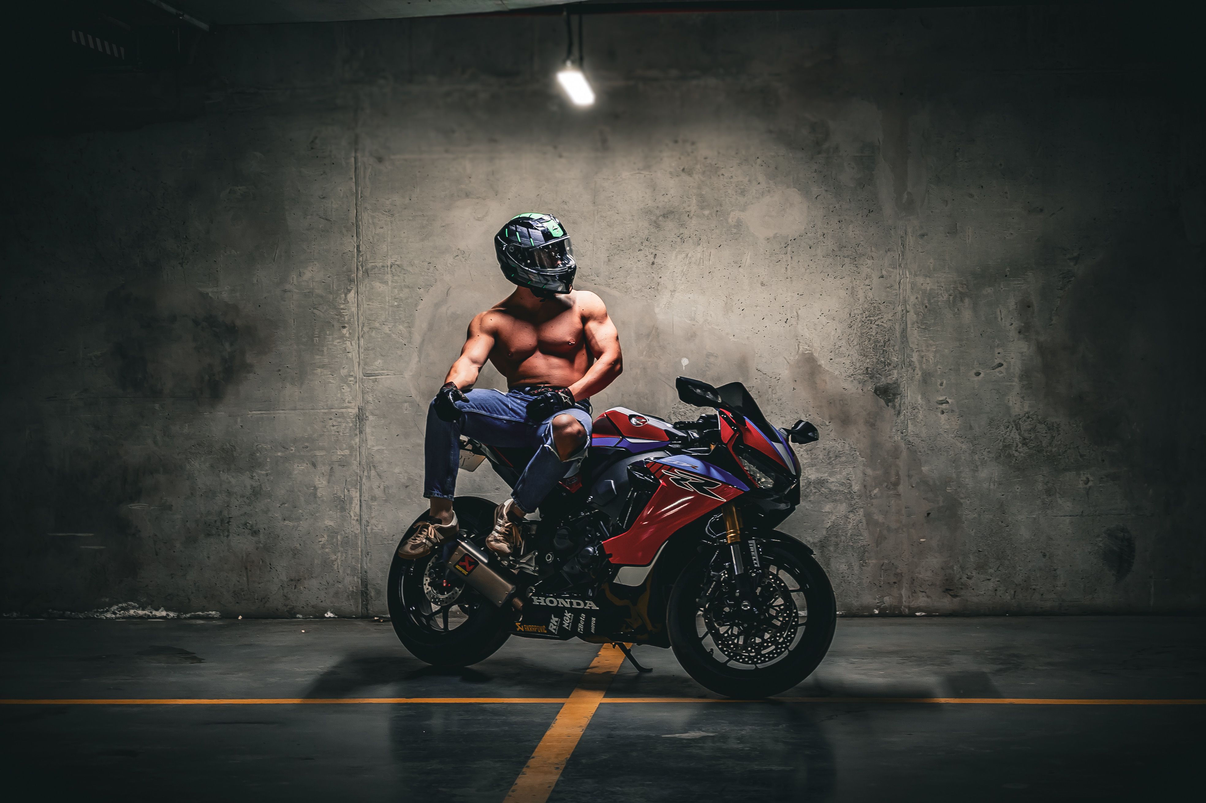 Hombre Musculoso Con Casco En Motocicleta En Interiores · Foto de stock ...