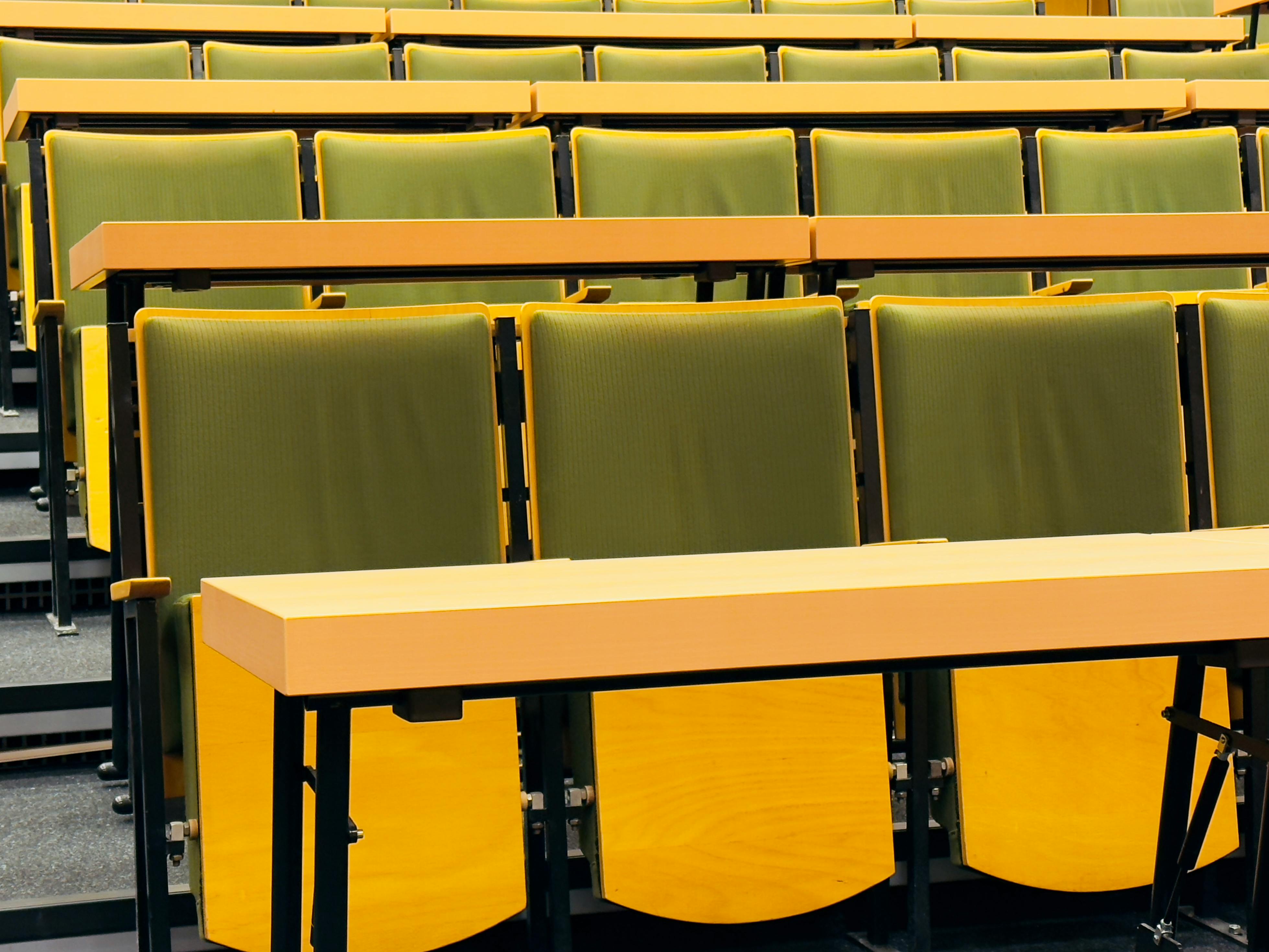 Contemporary University Lecture Hall Seating · Free Stock Photo