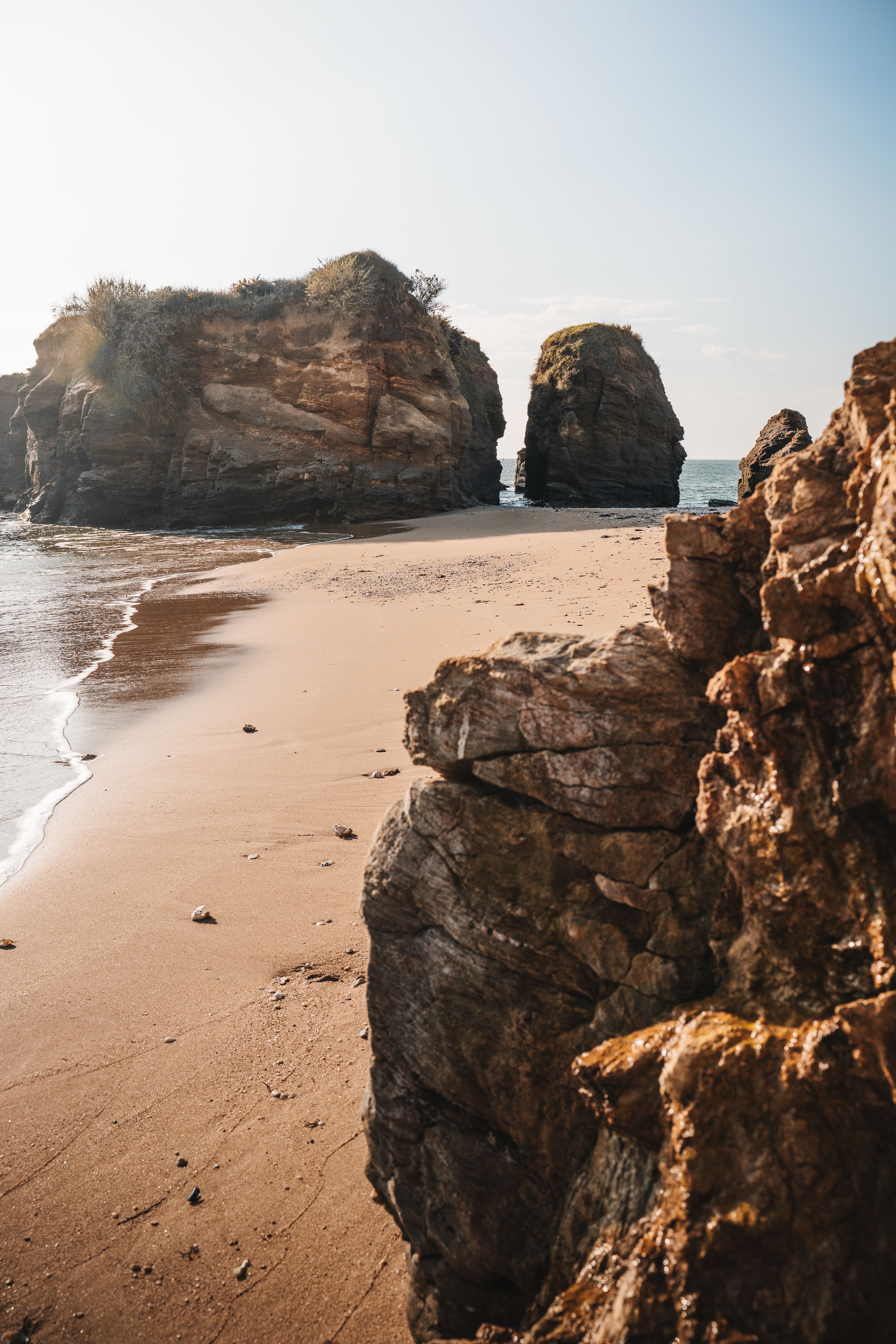 Rocas Costeras Pintorescas Y Playa De Arena Durante El Día · Foto de ...