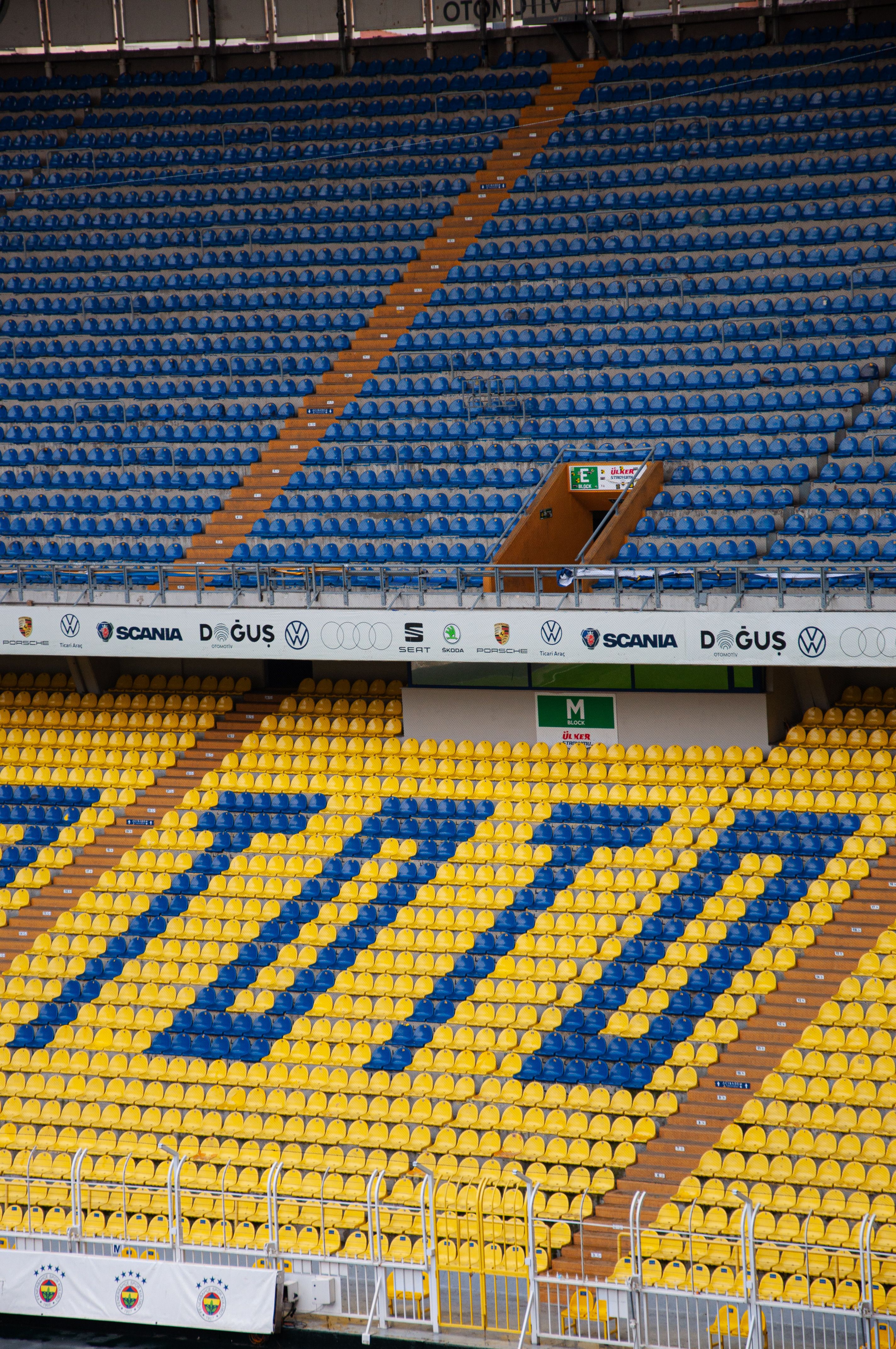 Sièges De Stade Vides Avec Motifs Colorés · Photo gratuite