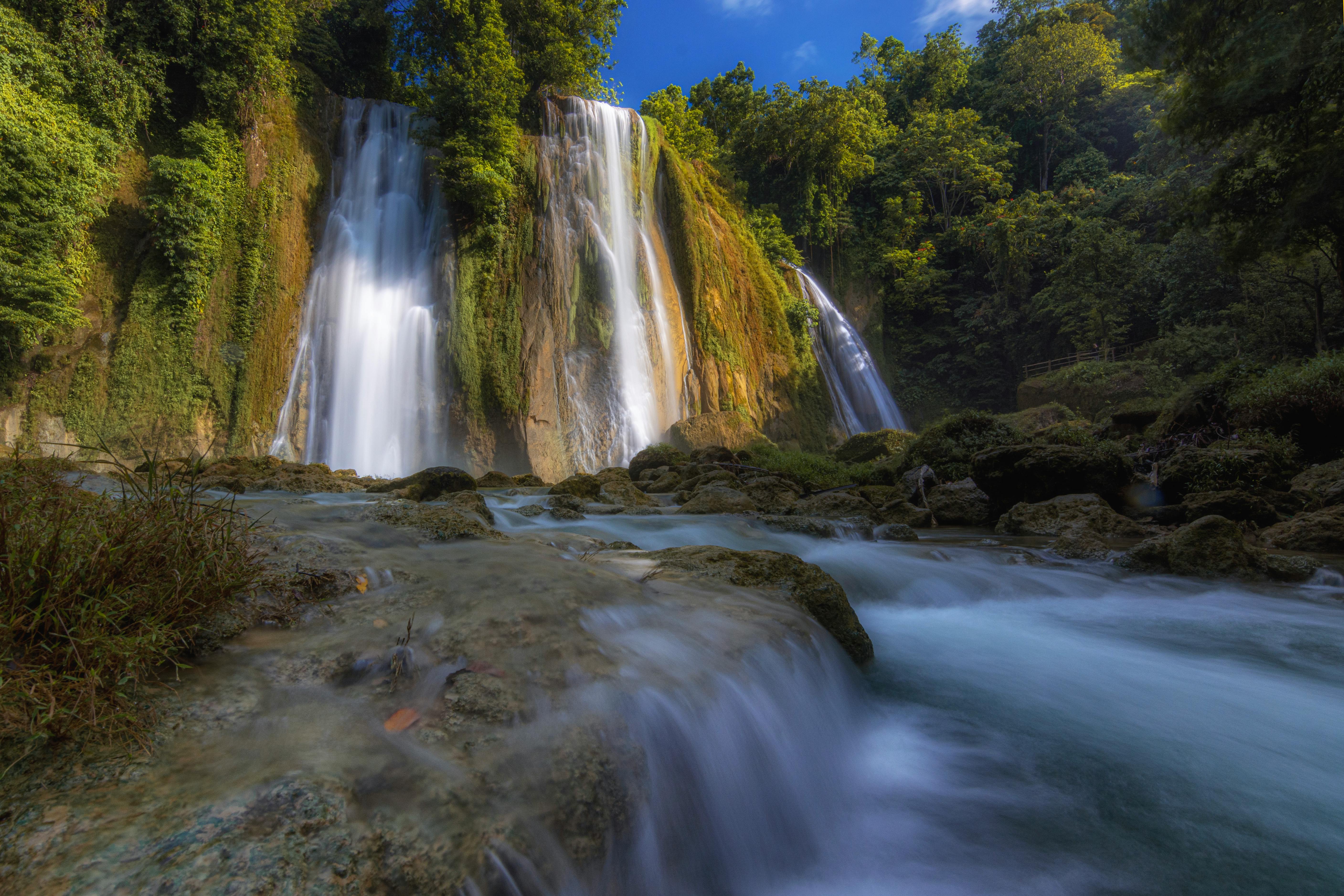 Air Terjun Megah Di Hutan Jawa Barat Yang Rimbun · Foto Stok Gratis