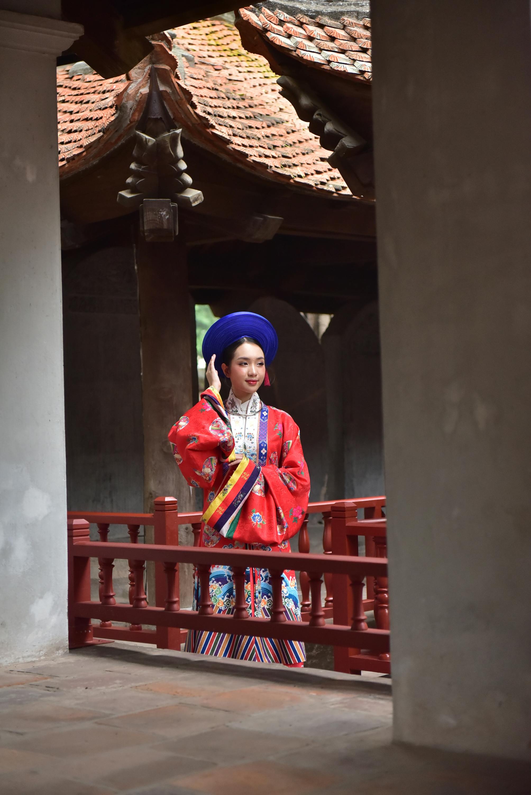 Woman At Pagoda Photos, Download The BEST Free Woman At Pagoda Stock ...