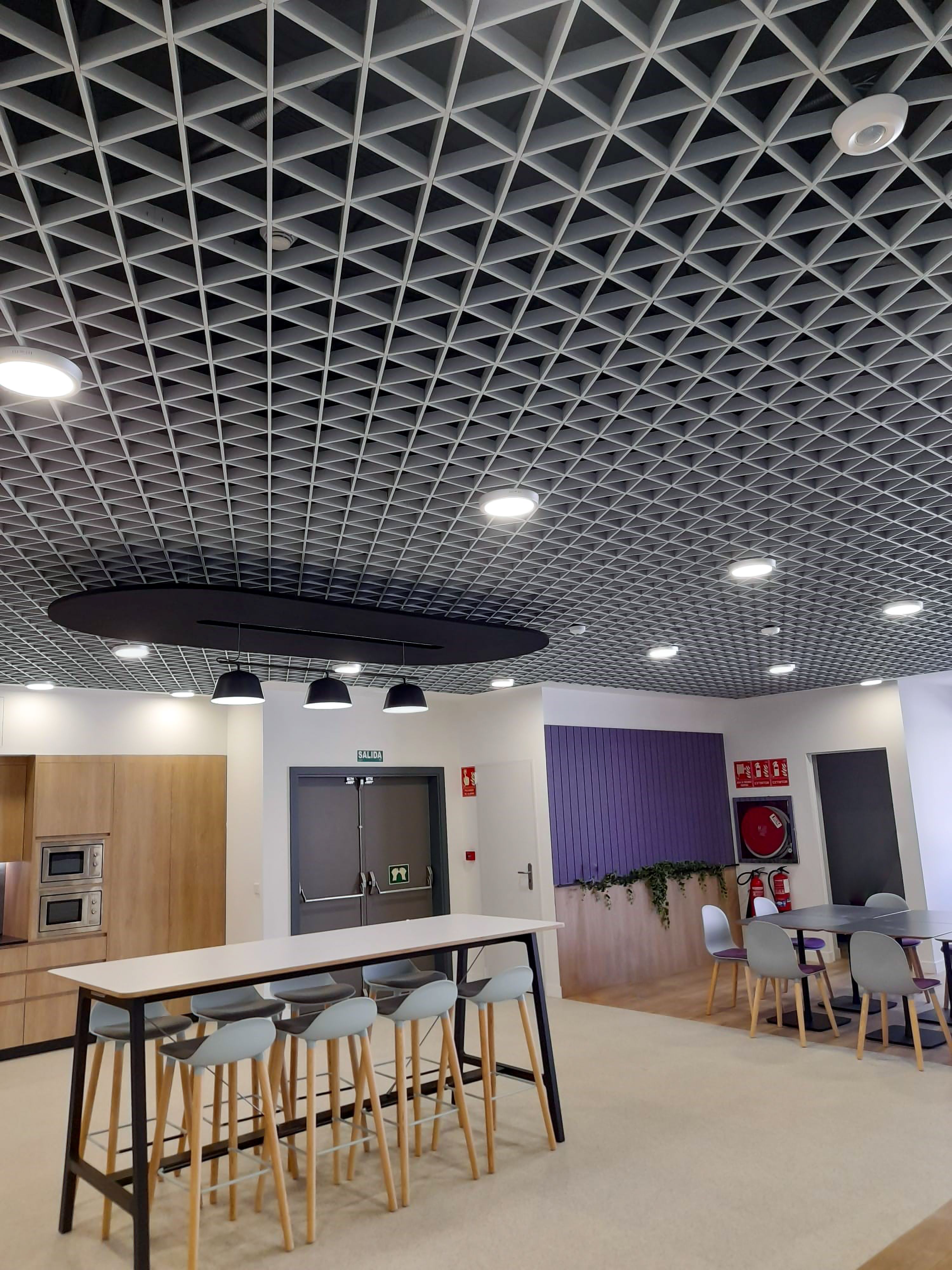 Modern Office Space with Unique Ceiling Design · Free Stock Photo
