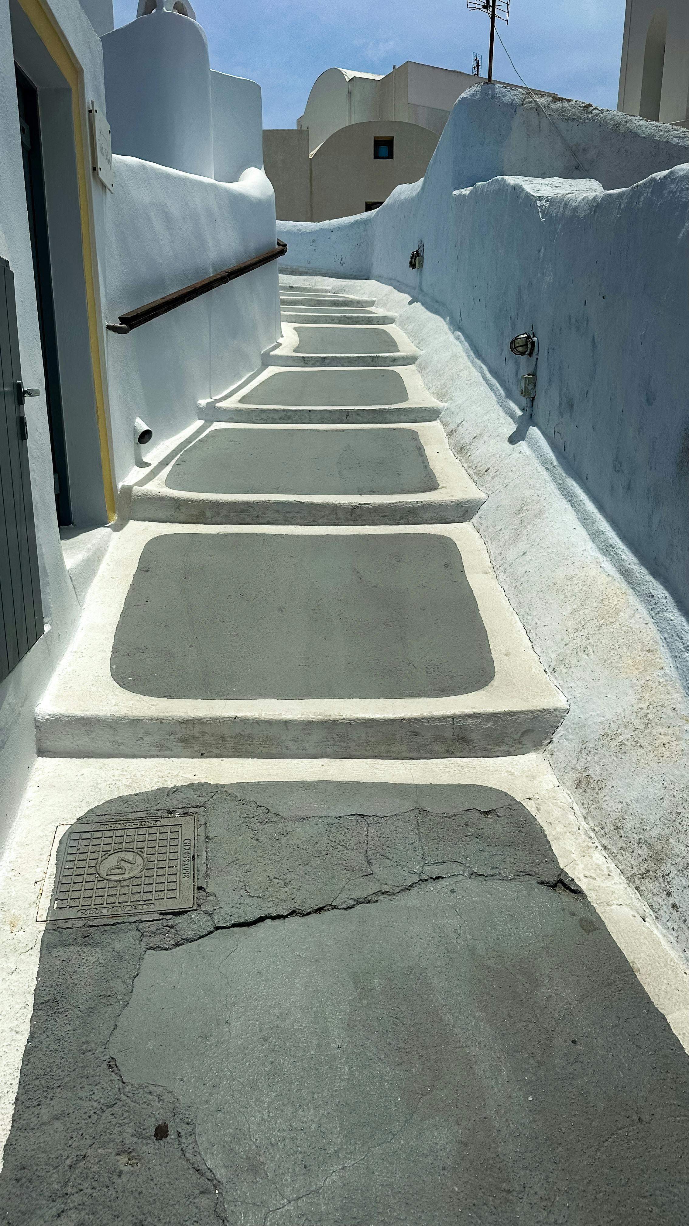 Charming Greek Island Pathway in Santorini · Free Stock Photo