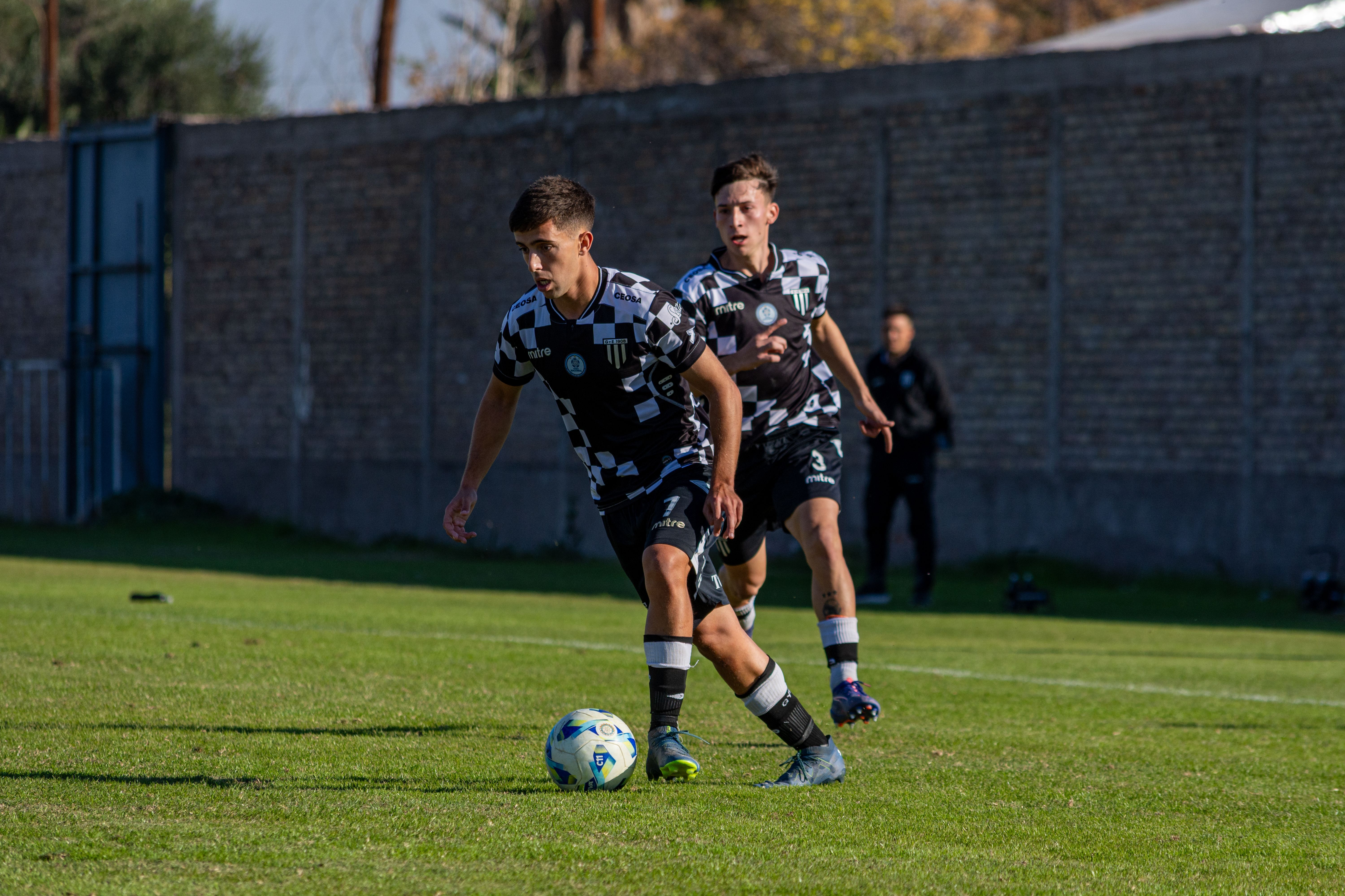 Football Players in Action on the Field · Free Stock Photo